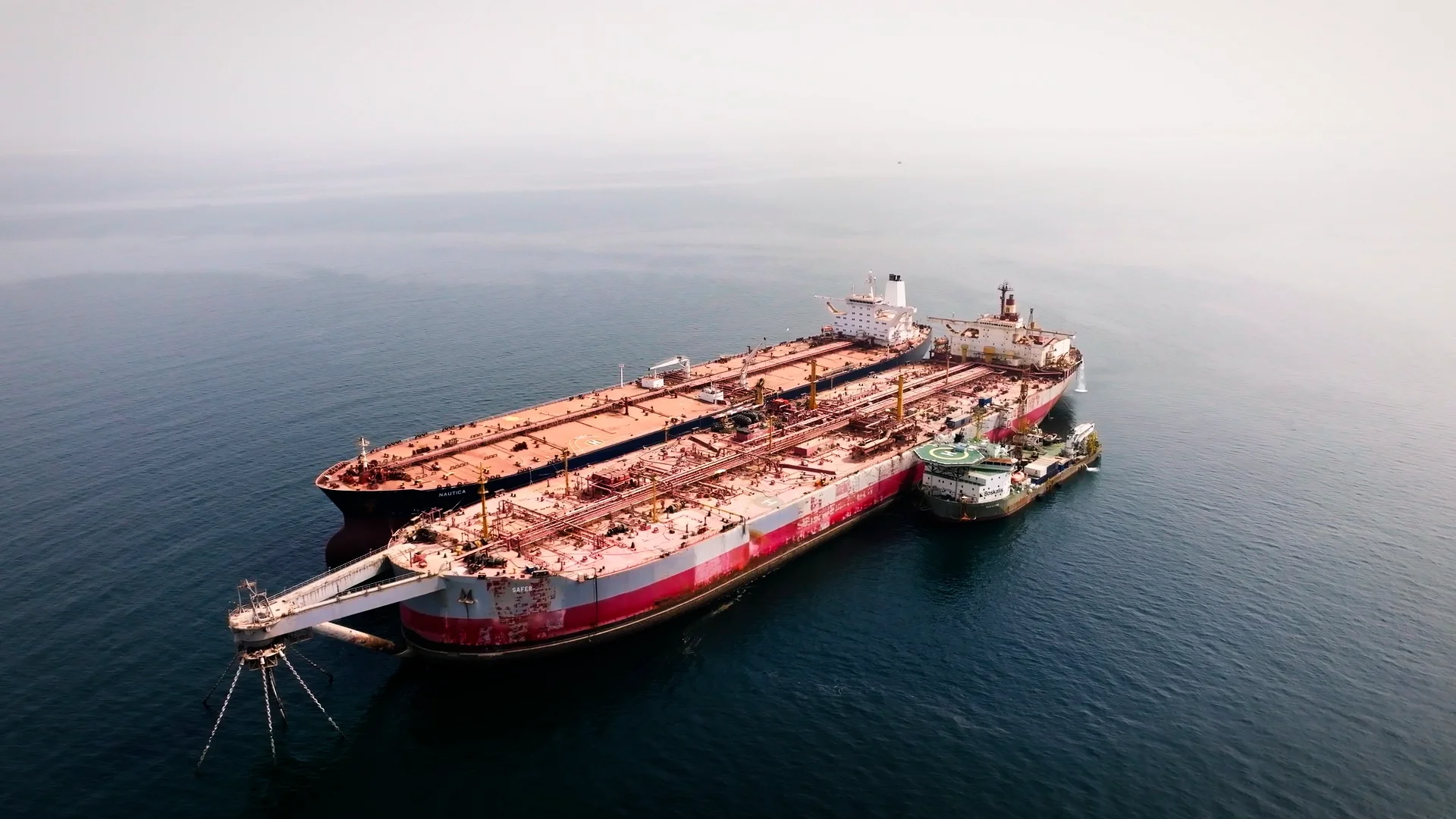 Ship-to-ship transfer of oil from the FSO Safer to the replacement ...