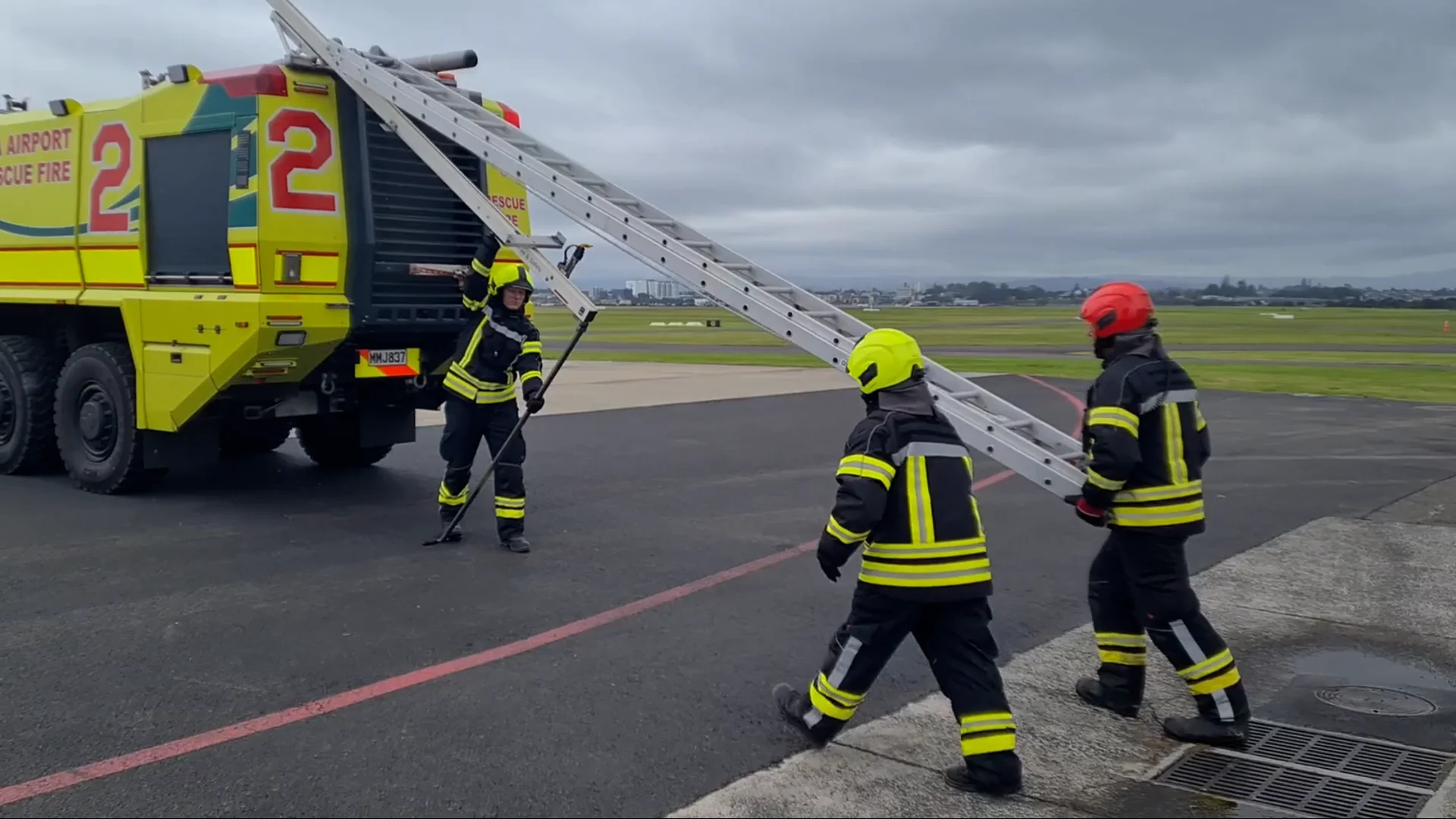Ladder - House a 10.6 Ladder on a ARFF Crash Truck on Vimeo