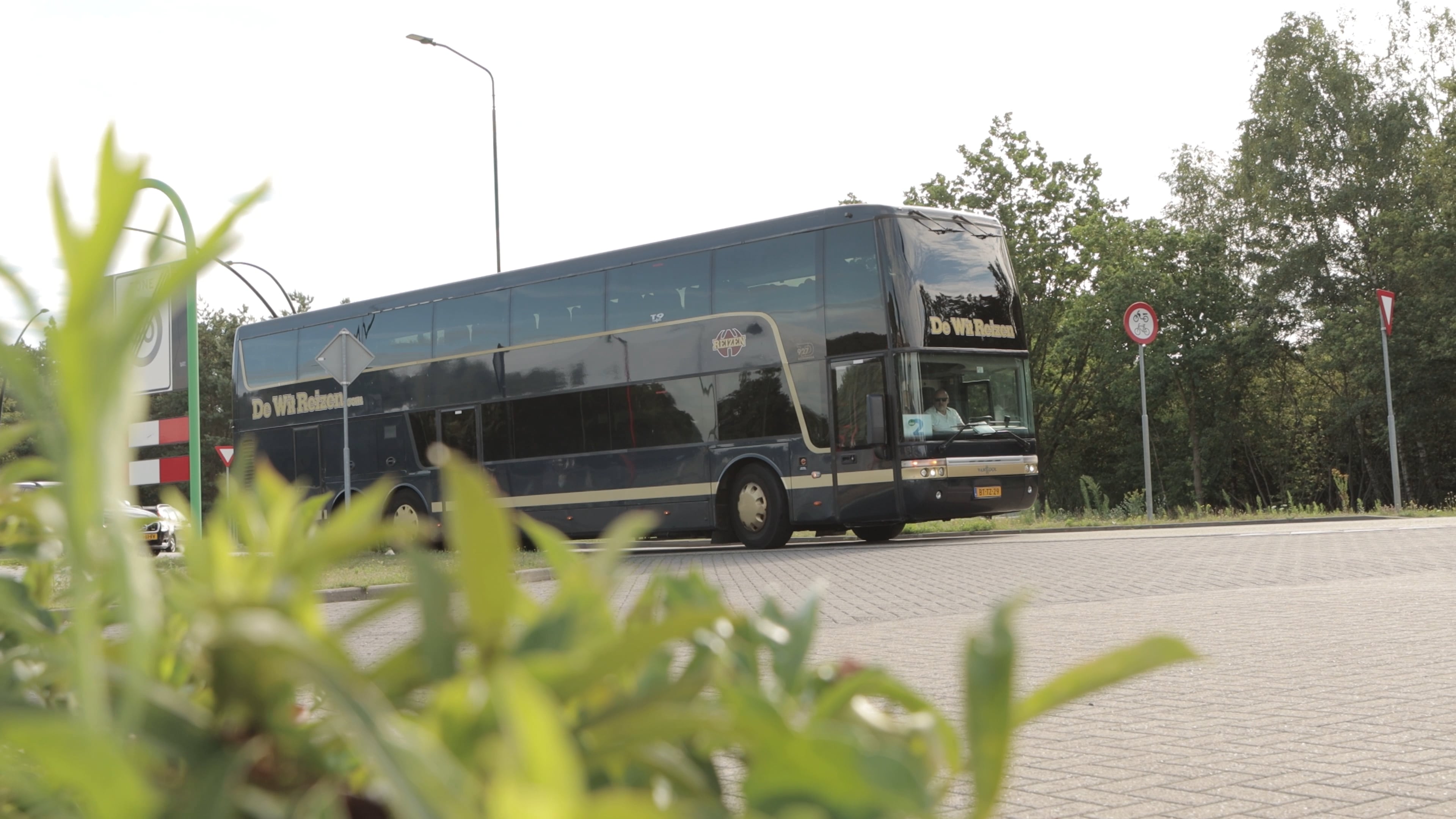 Busleider zijn bij Eleven Travel on Vimeo