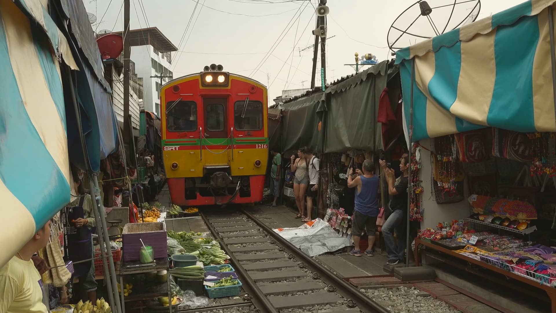 Talad Rom Hub-Meaklong Railway Market on Vimeo