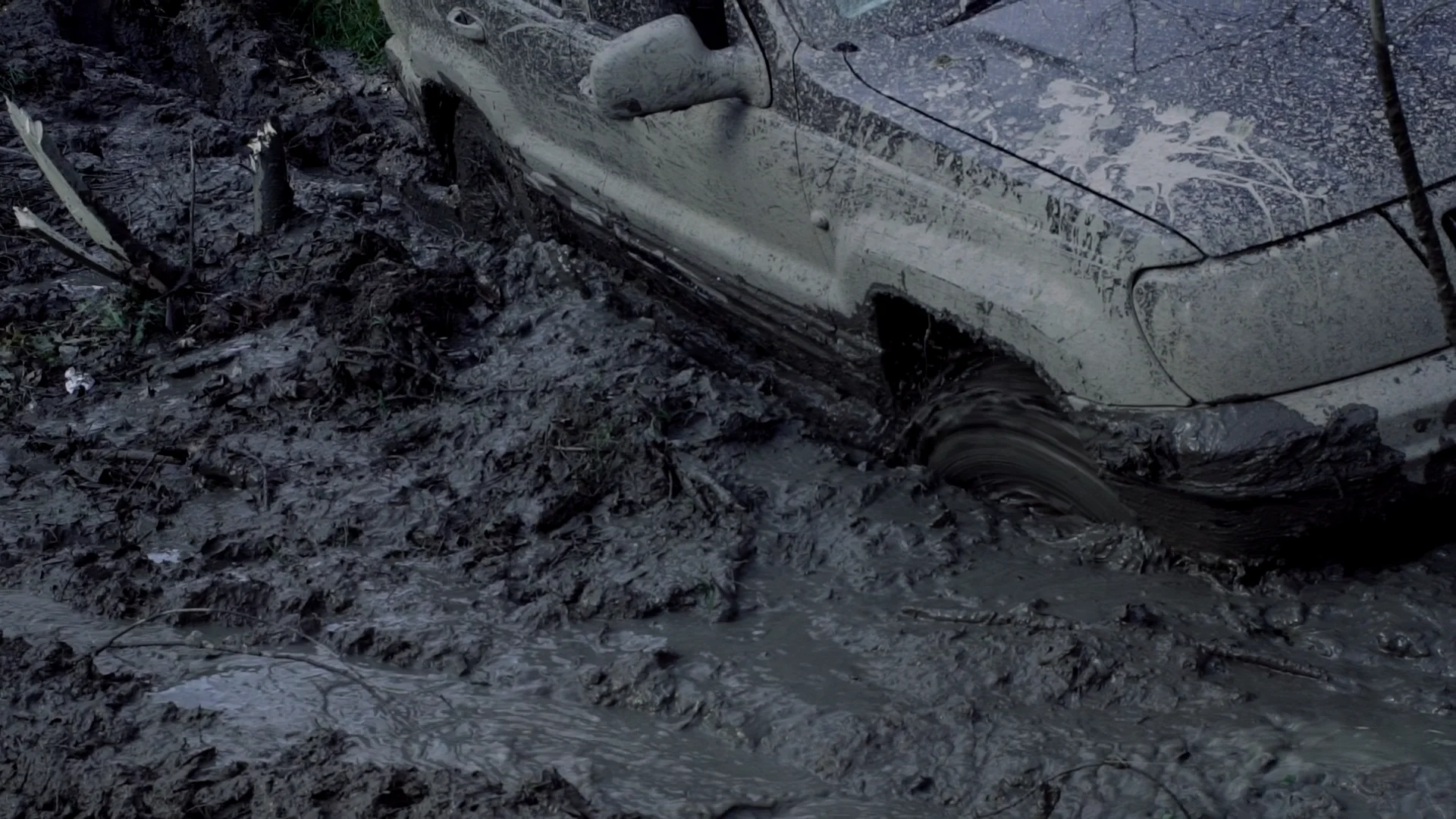 Car stuck in mud_video loop