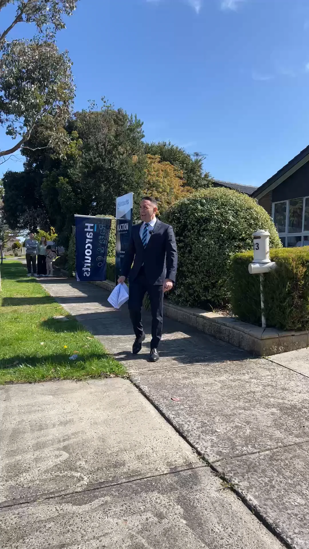 33 Buckland Cres EPPING LlVE AUCTION Auctioneer: Robert Ozzimo ...