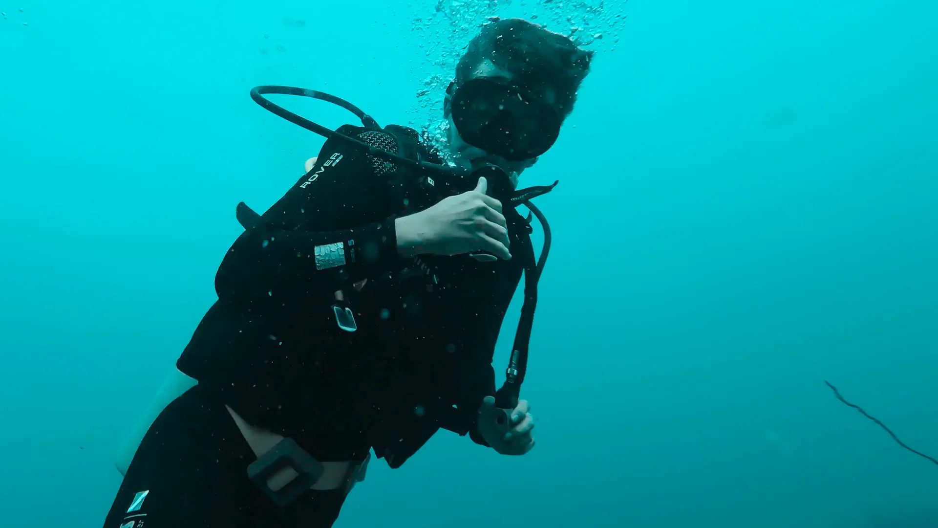 Diving with sharks and friends on Vimeo