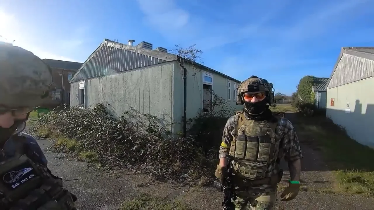 (y2save.net) 2 Ex British SOLDIERS Take On 50 Airsoft Players DOMINATE ...