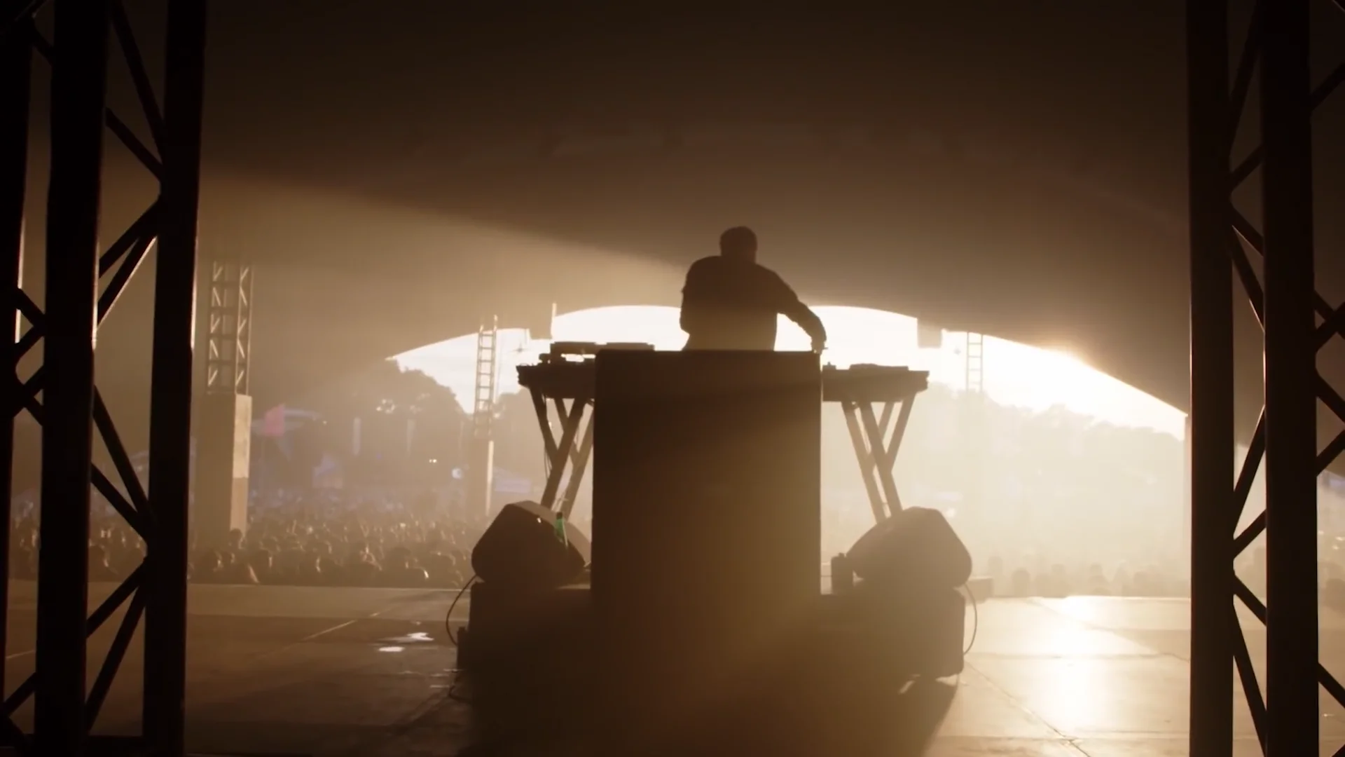 SebastiAn feat. Gallant - Run For Me (Live @ We Love Green) on Vimeo