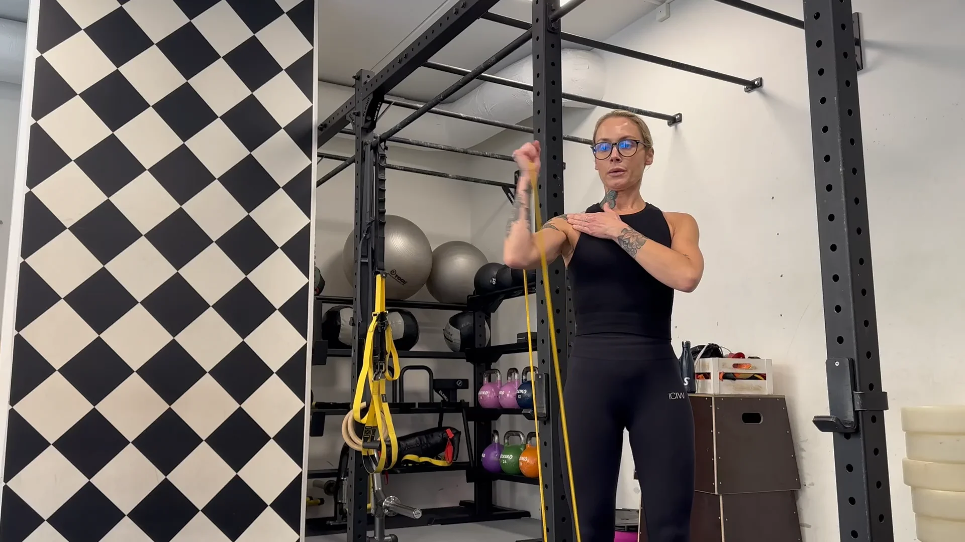 Roterande axelpress med gummiband on Vimeo