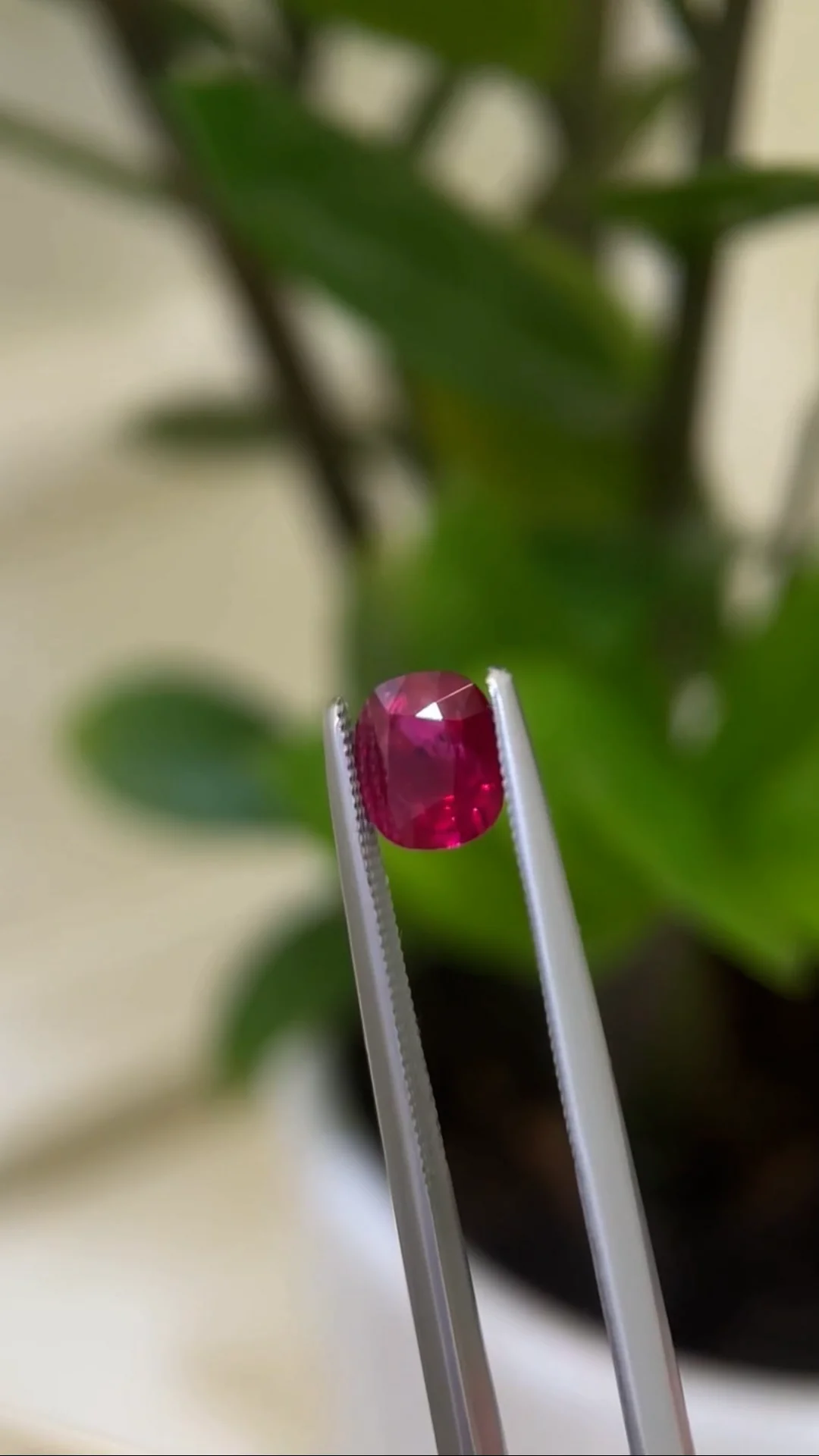 Red Ruby 1.38ct on Vimeo