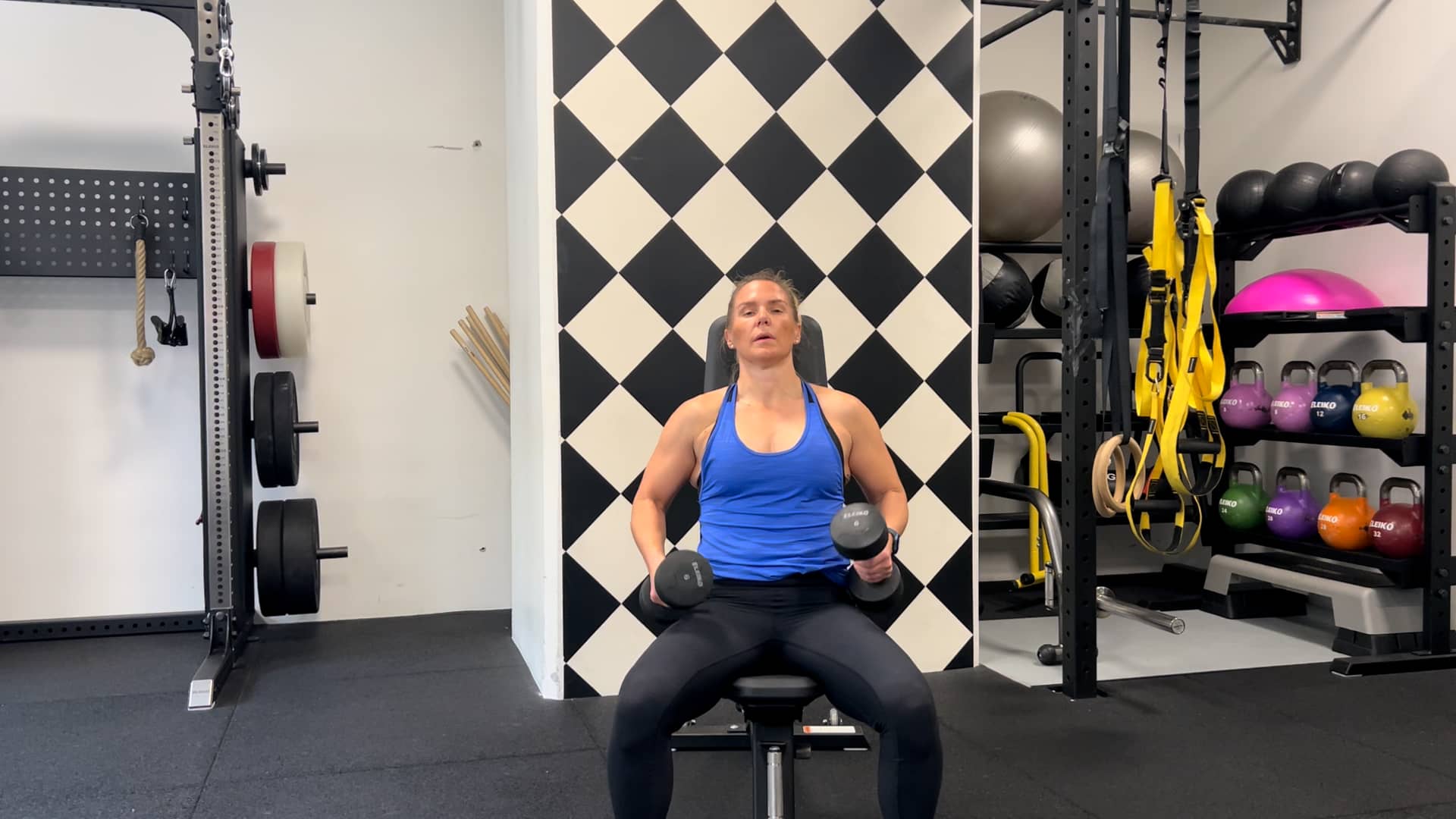 Neutral eller pronerad axelpress 1+12 reps i nedre halvan sittande på ...