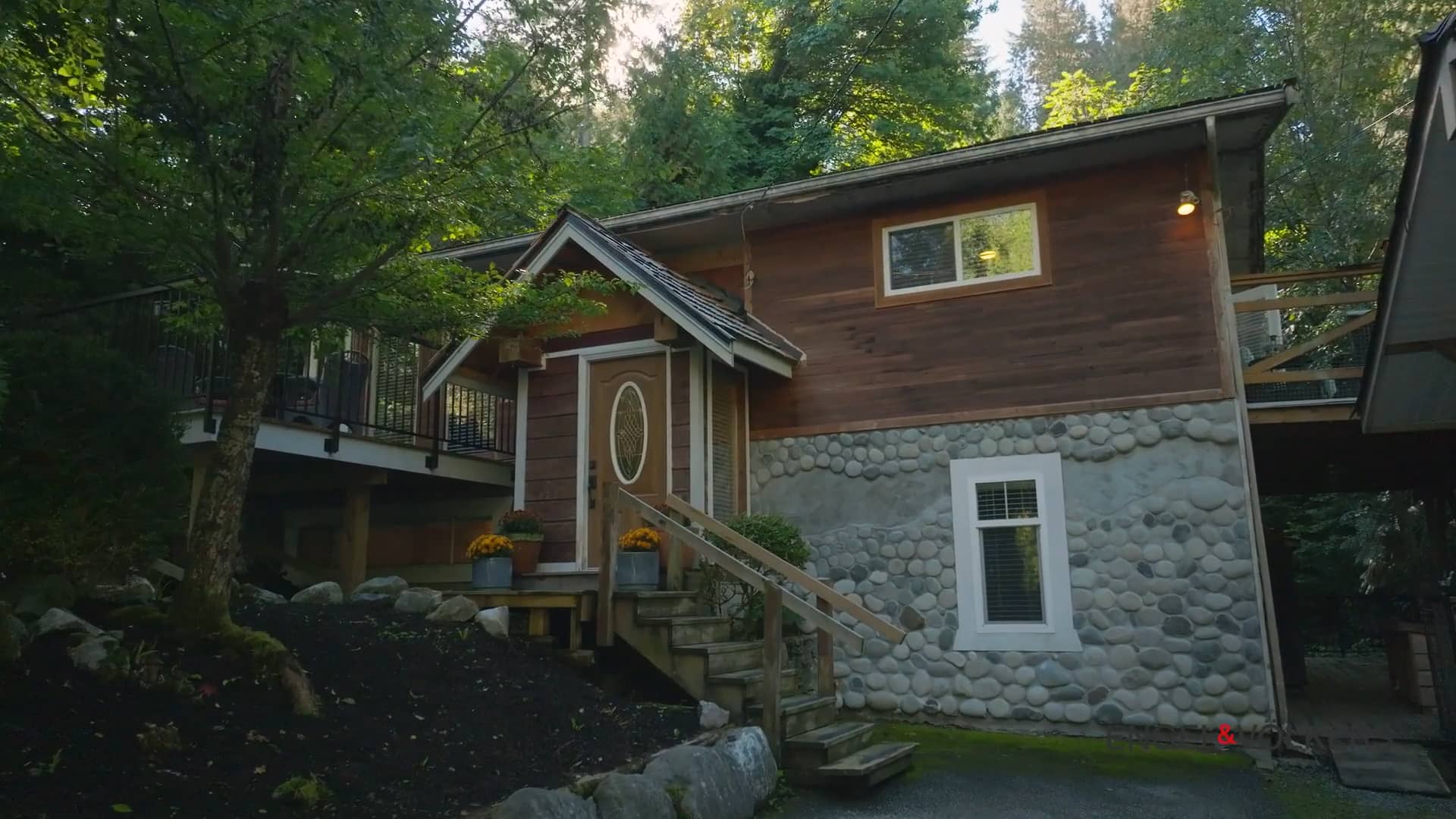 24700 110 Ave, Maple Ridge - Jessica Thiele & Polly Reitze PREC - Engel & Völkers Vancouver on Vimeo