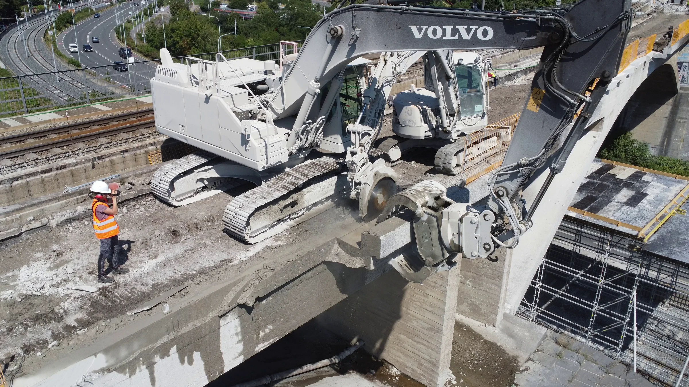 Removal of the 1km bridge parapet using the Echidna D3HS-W concrete saw ...