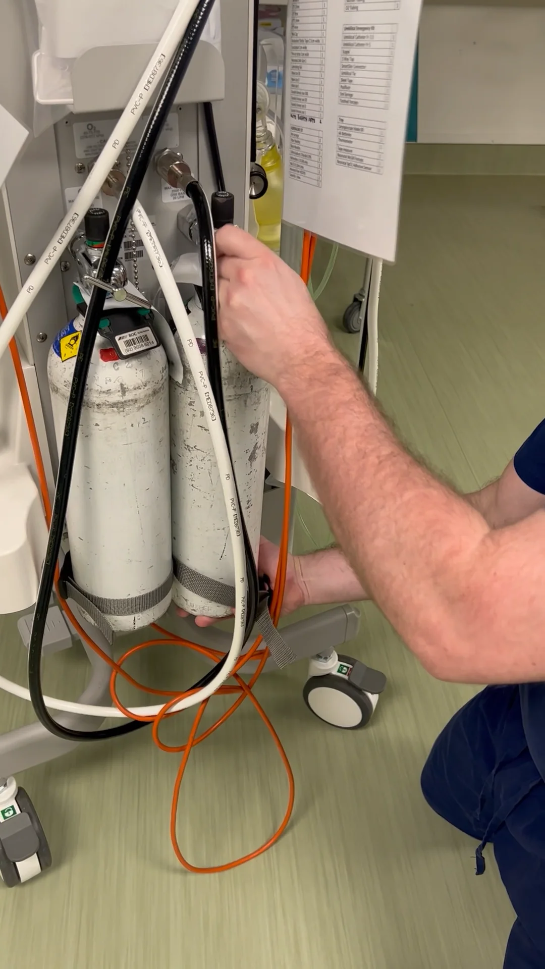 Changing cylinders on resuscitaire