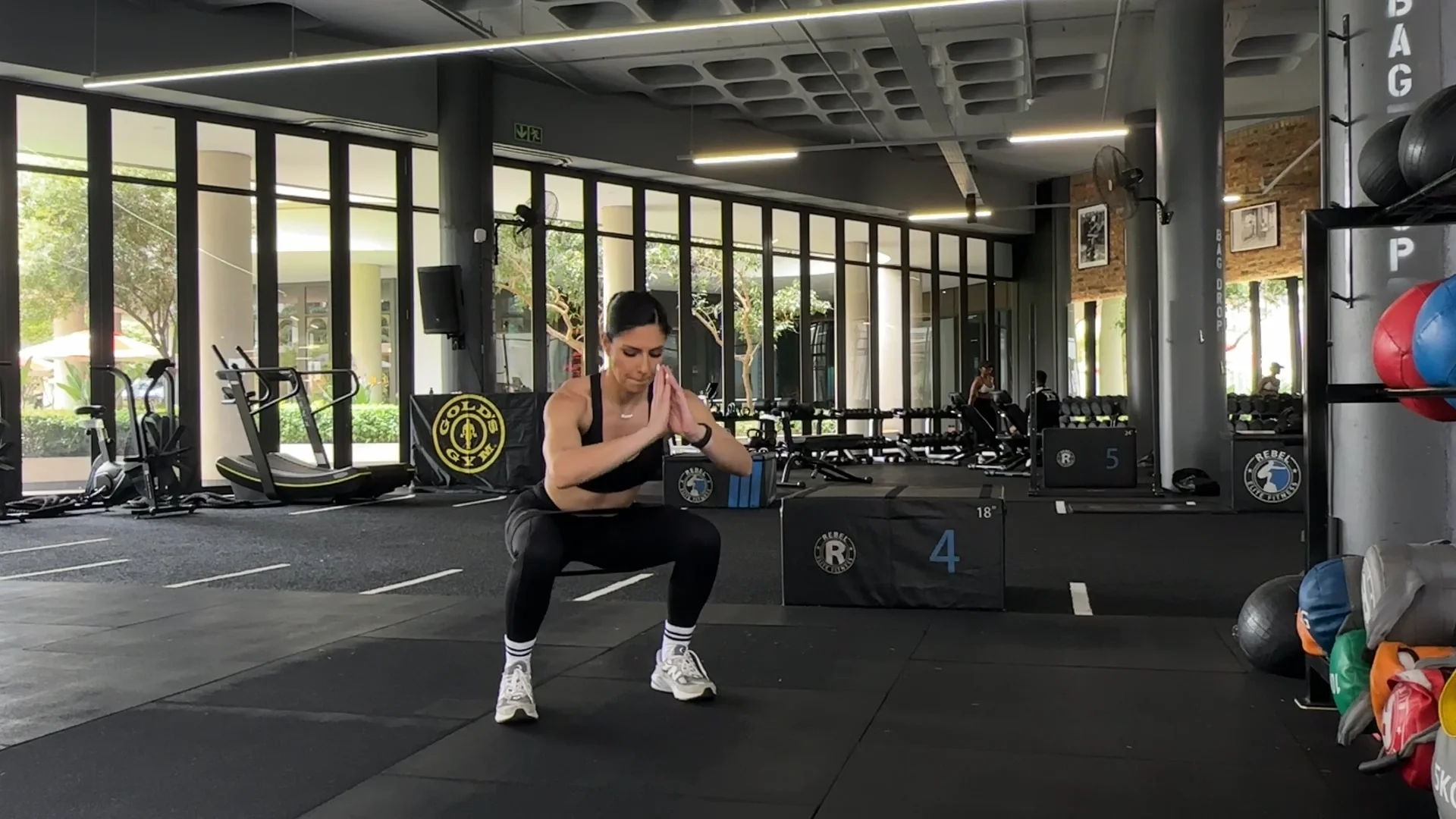 ALTERNATING BANDED SQUAT INTO SQUAT JUMP on Vimeo