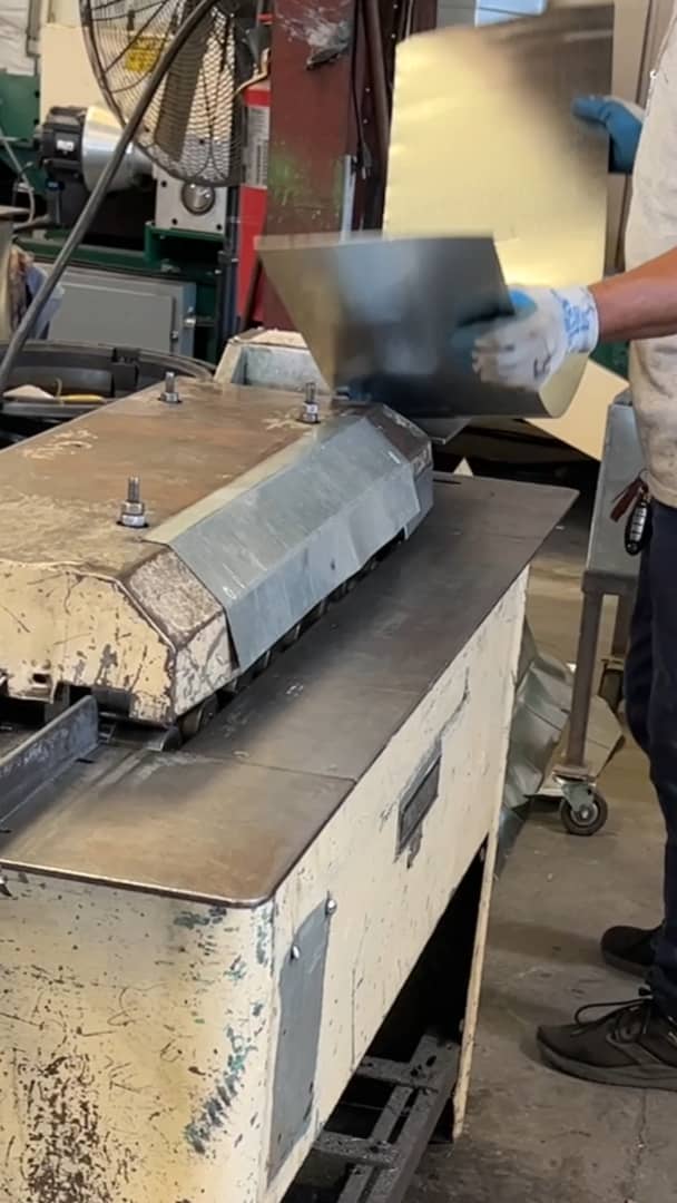 S Cleat Cutter Attachment on old Lockformer 8600 Cleatformer on Vimeo
