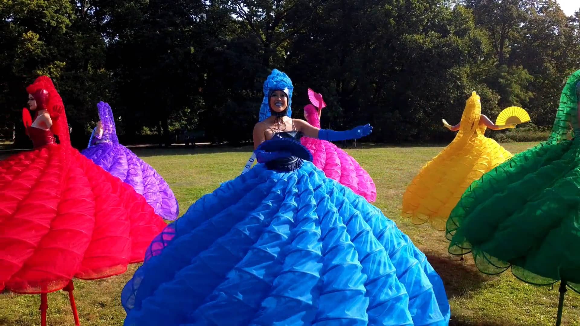 Colour Queens – spectacle of colours on stilts on Vimeo