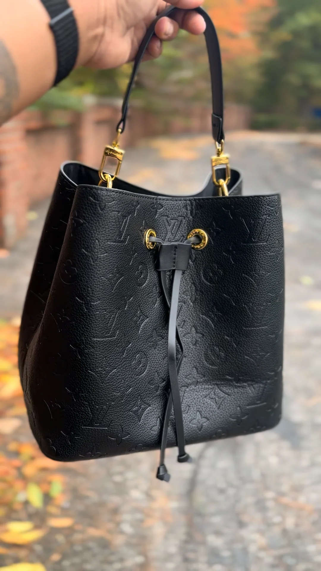 Fashion Black NeoNoe Bucket Bag on Vimeo