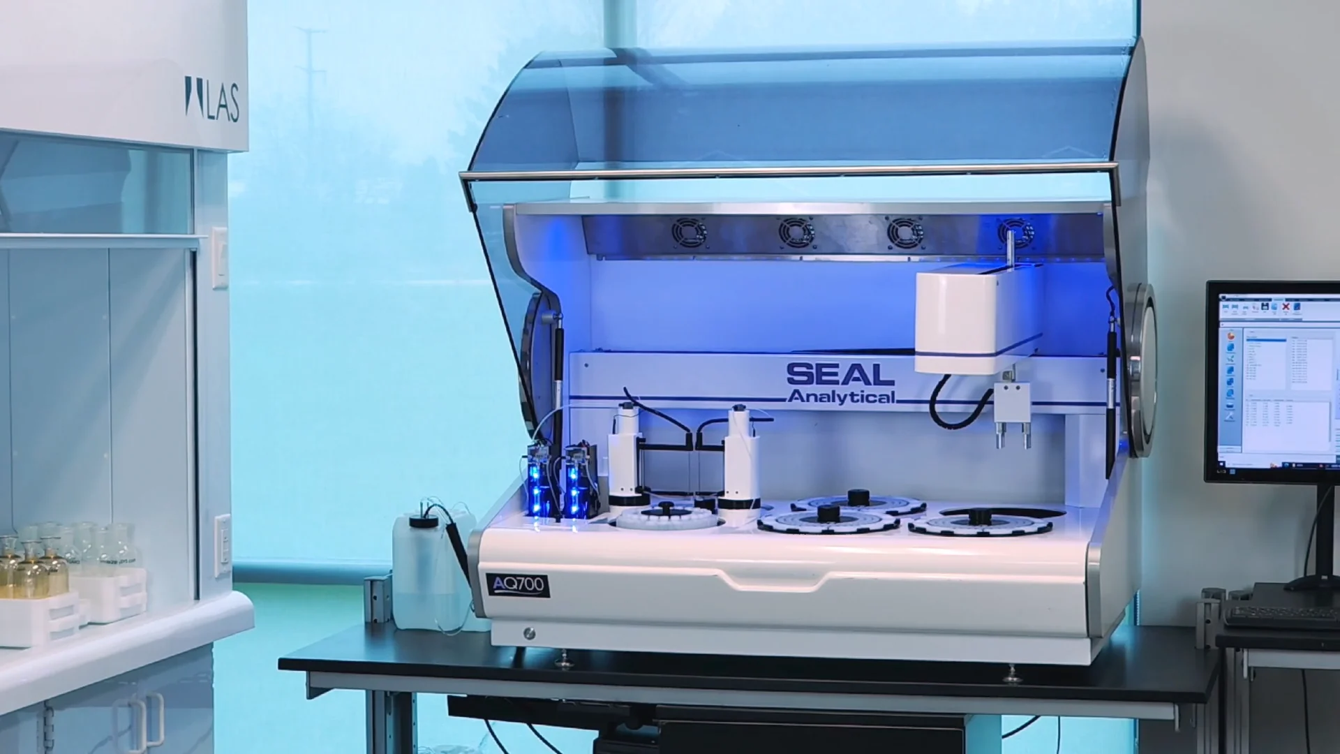 AQ700 Discrete Analyzer on Vimeo