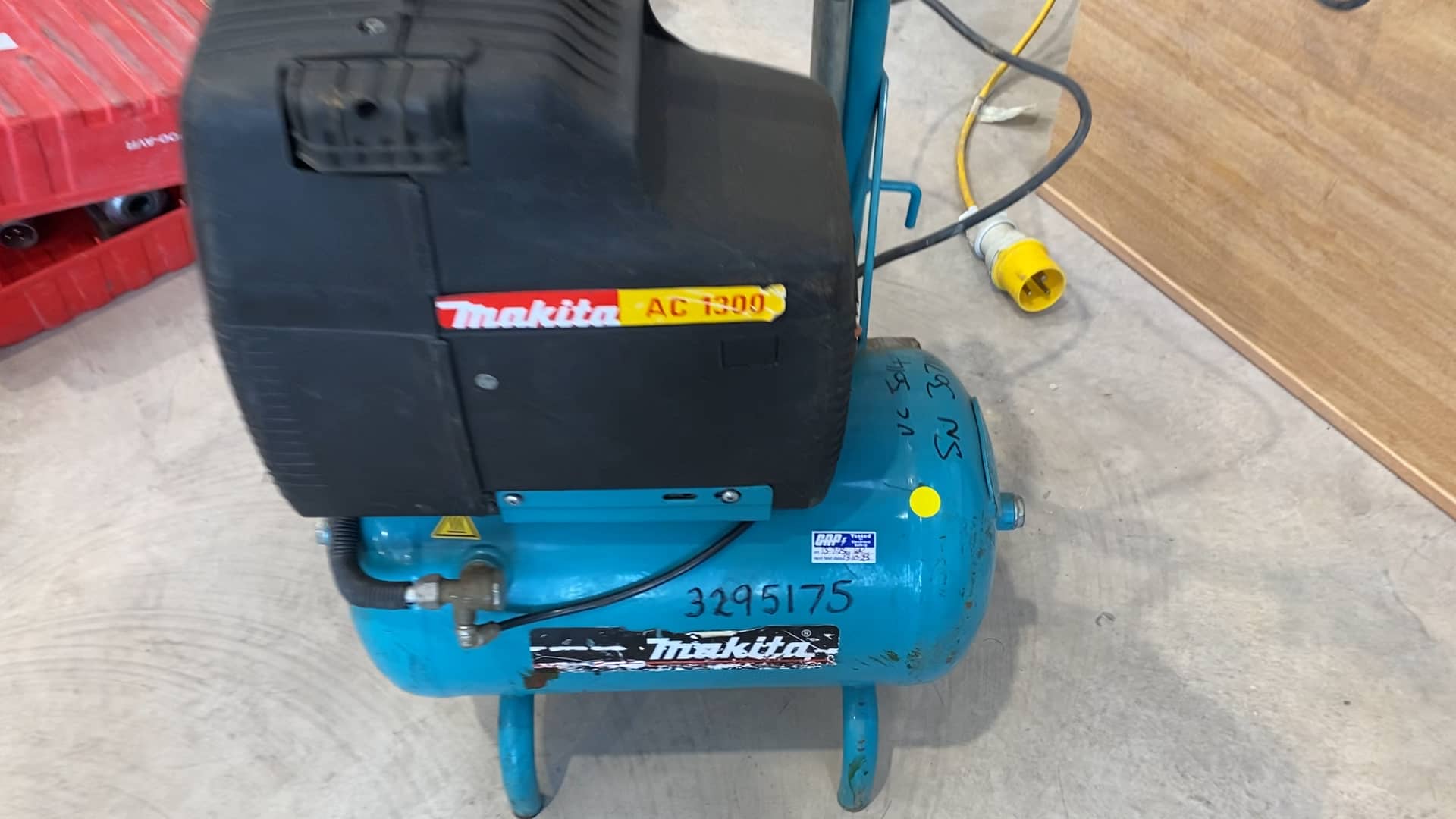 Makita AC1300 110 Volt Compressor - Dromore Online Tools - Jan 24 on Vimeo