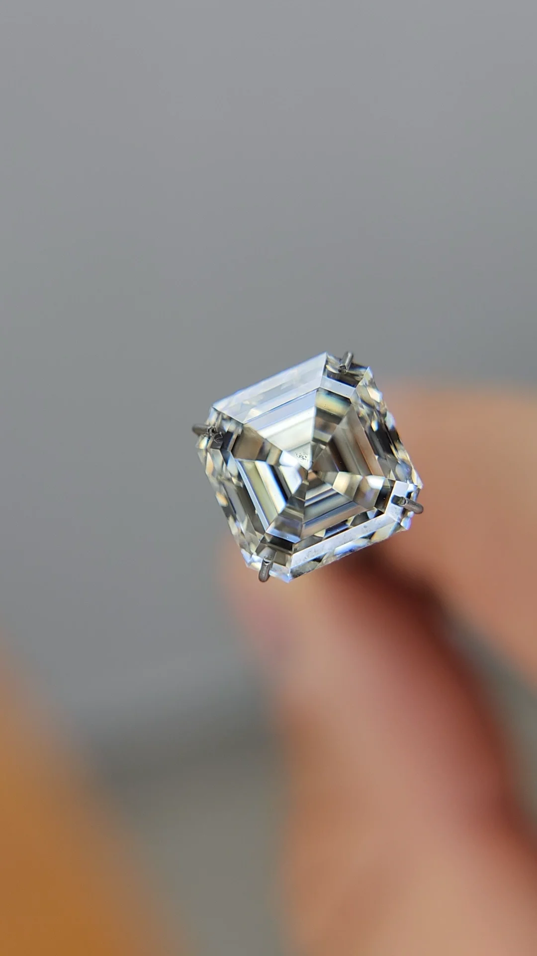 Stock 9506U Eglusa 924170406D on Vimeo