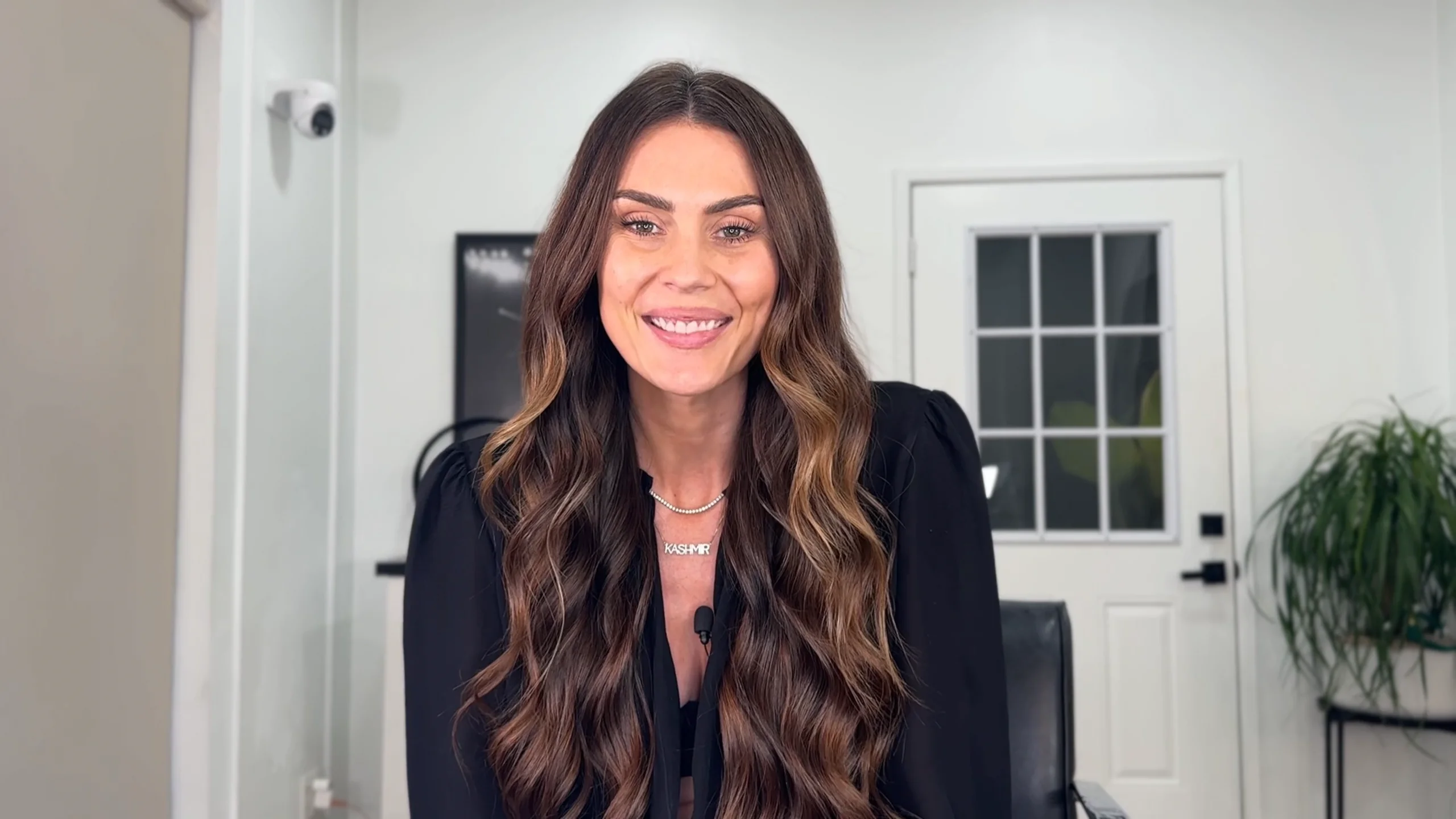 Curl Lesson with Kiki using the Kashmir Flat Weft™️ on Vimeo