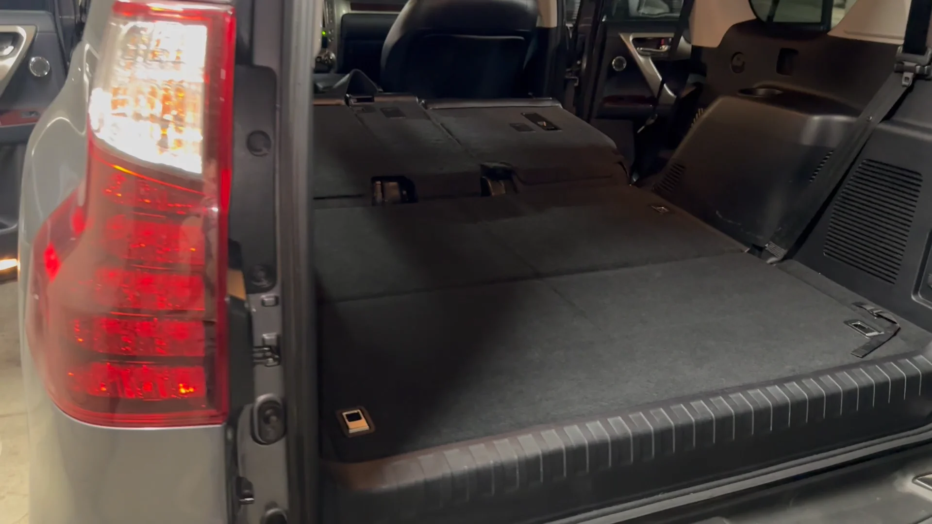 operation of the 3rd row of seats with electric drive Lexus GX460 ...