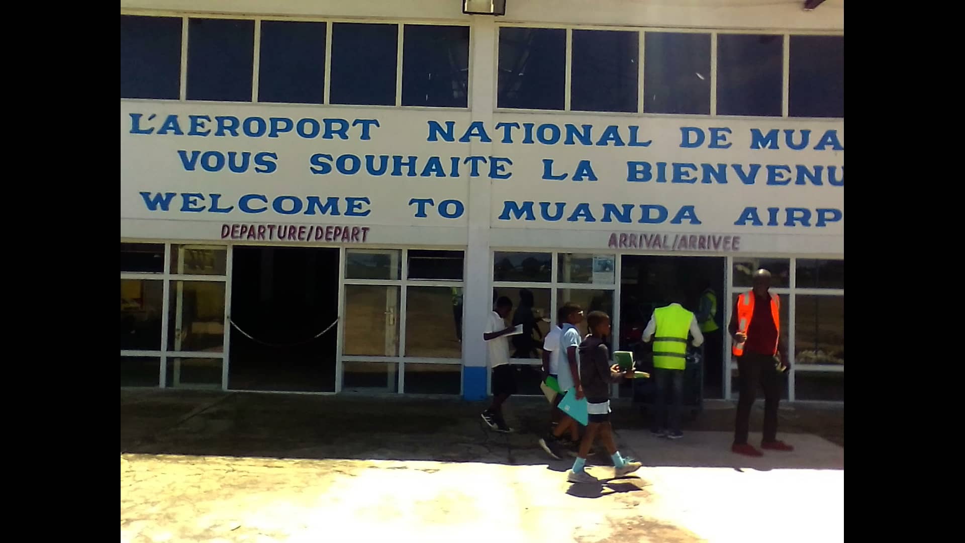 VISITE DE LA GARE ROUTIERE ET AEROPORTUAIRE DE MUANDA PAR LES CM2 ...