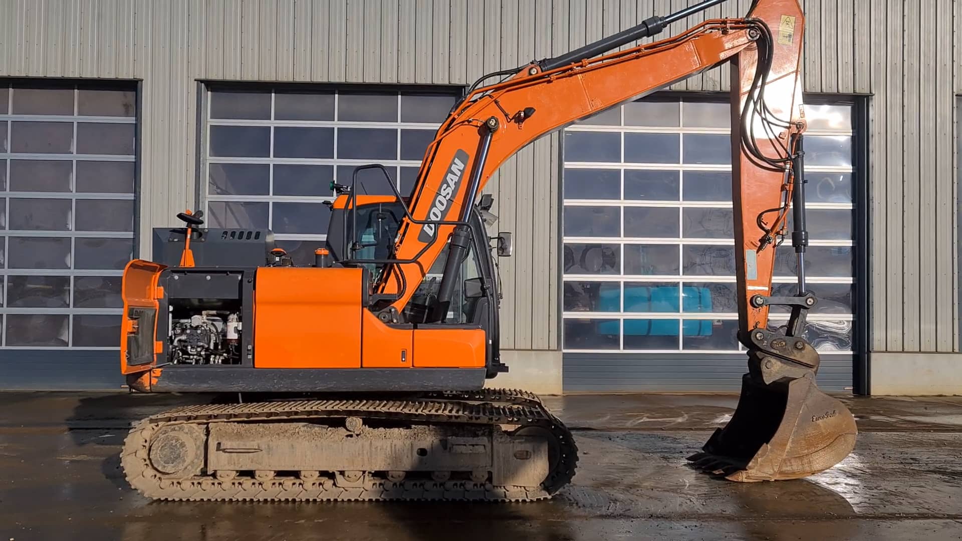 Doosan DX140LC - 5 - Leeds January 24 on Vimeo