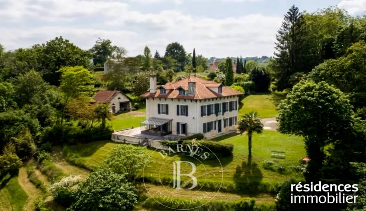 PAU - MAISON À VENDRE - 1 095 000 € - 958 m² - 12 pièces on Vimeo