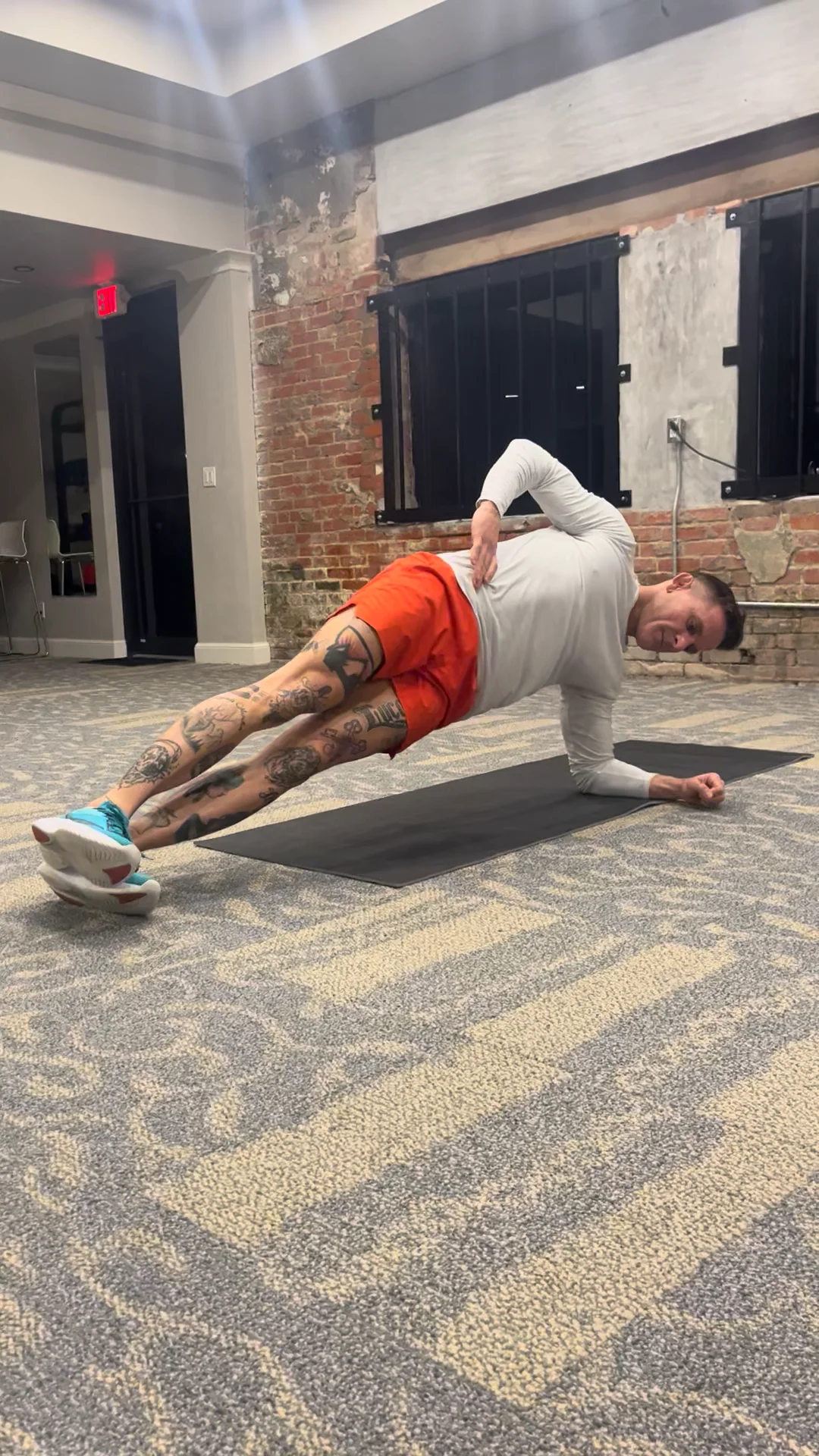 PLANK HIP BUMPS