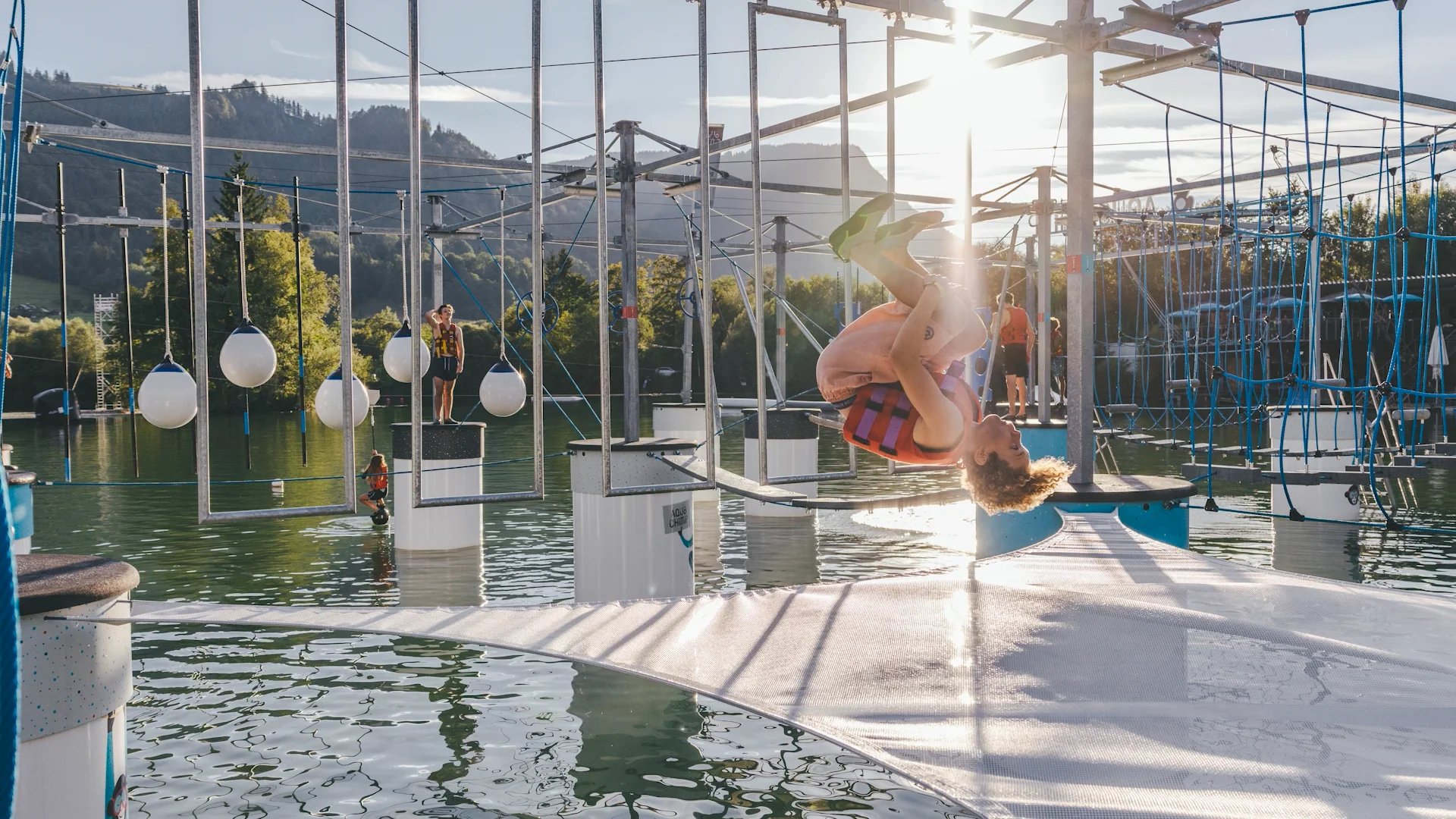 AQUA CHIMP Allgäu – Der schwimmende Kletterpark