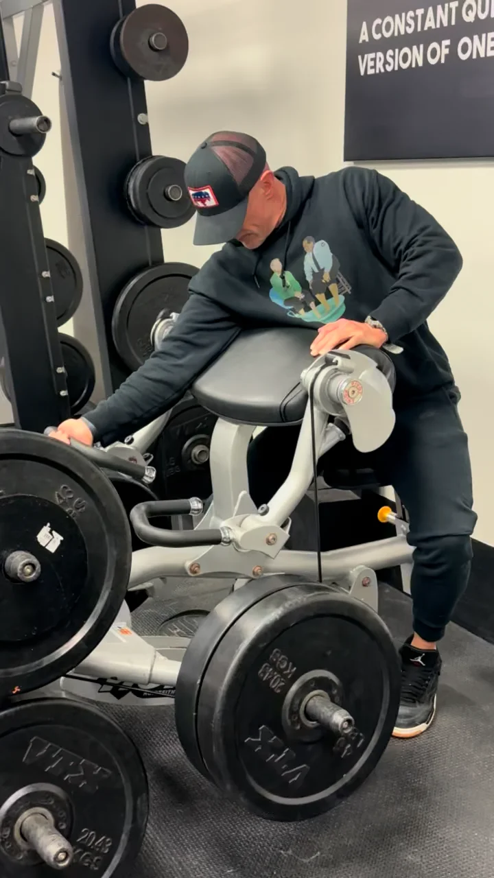 One Arm Machine Preacher Curl