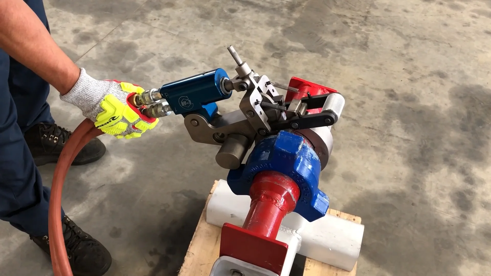 Hydraulic Hammer Union Wrench on Vimeo