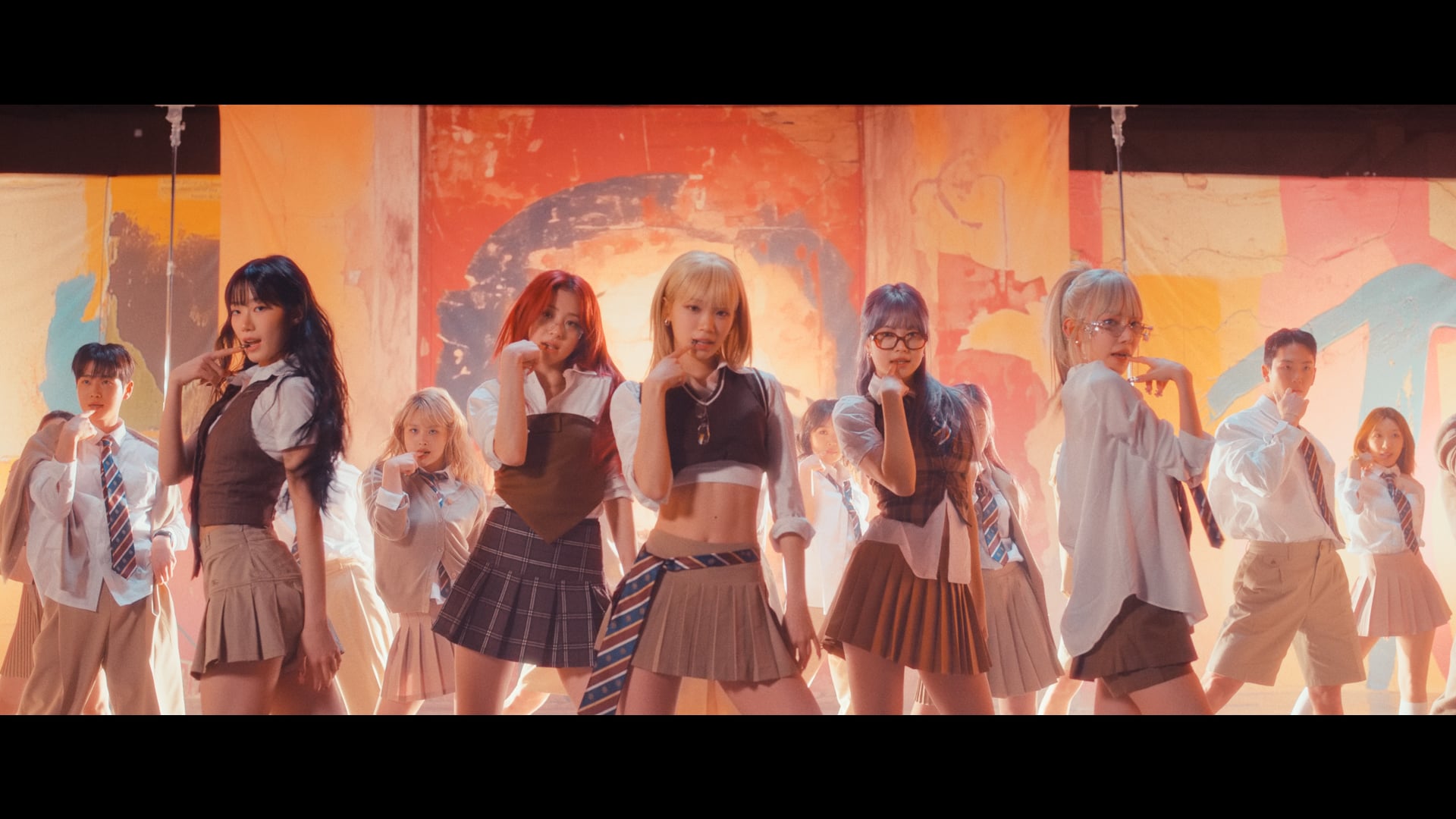 2024년 03월 / LE SSERAFIM - SMART OFFICIAL MV