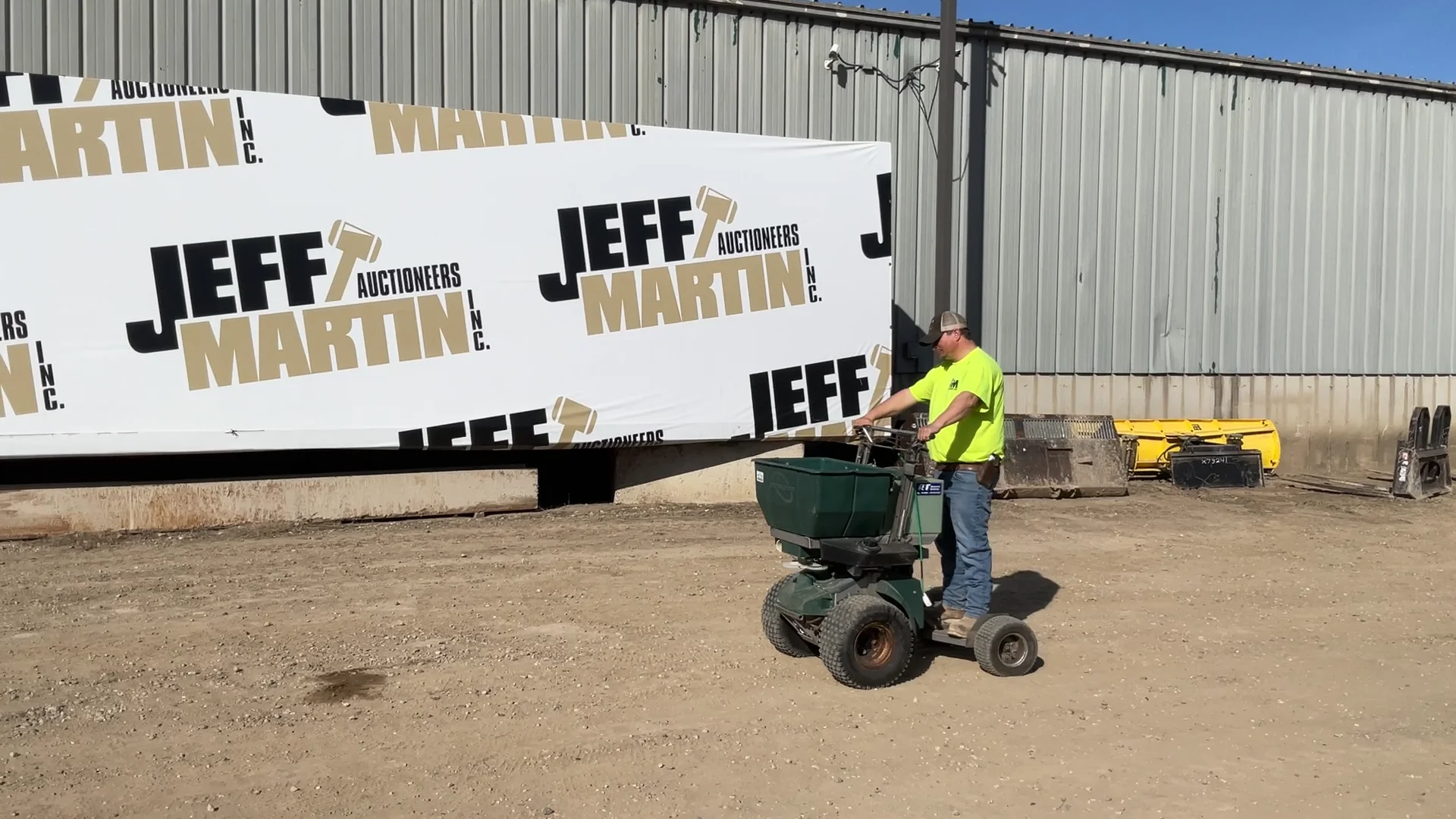 PERMAGREEN MAGNUM B1B STAND ON SPREADERSPRAYER SN P100001-7726 on Vimeo