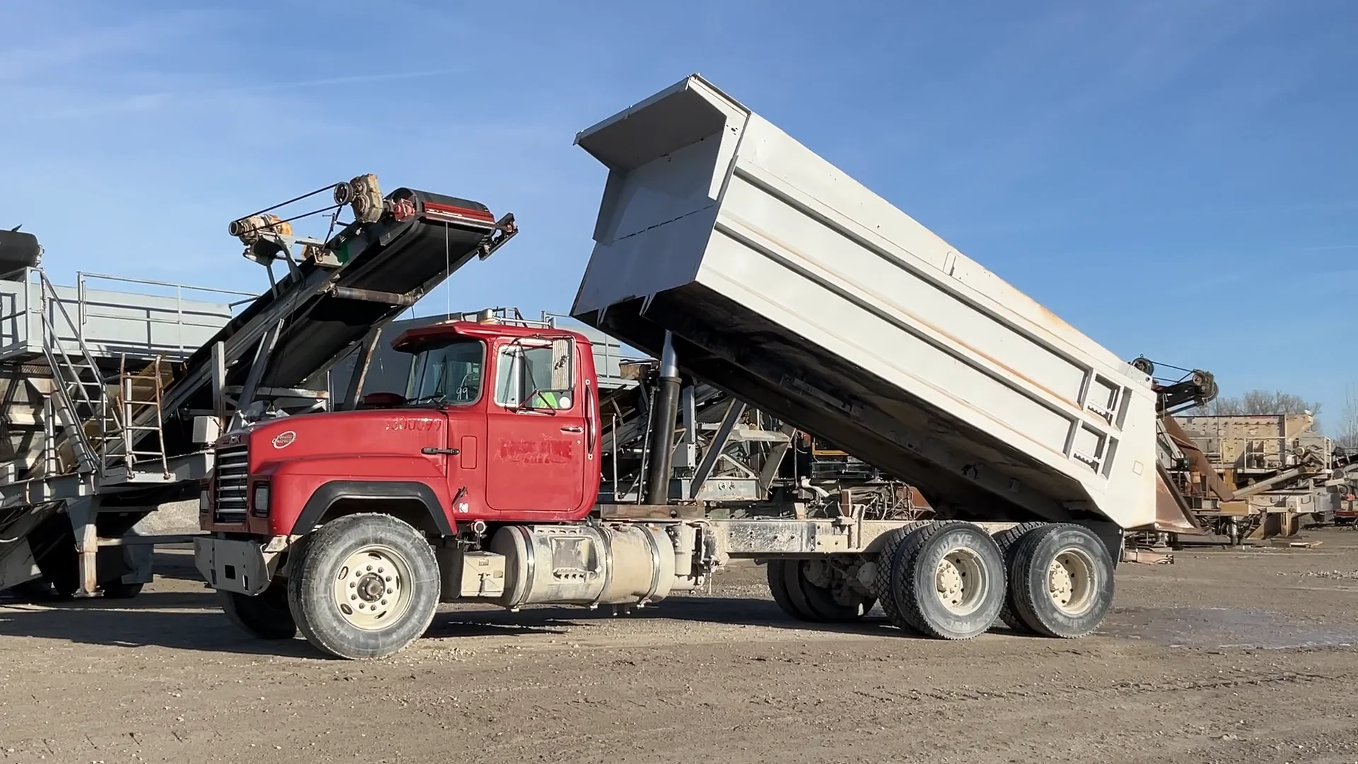 1998 MACK RD QUINT AXLE DUMP TRUCK VIN 1M2P270C4WM036945 on Vimeo