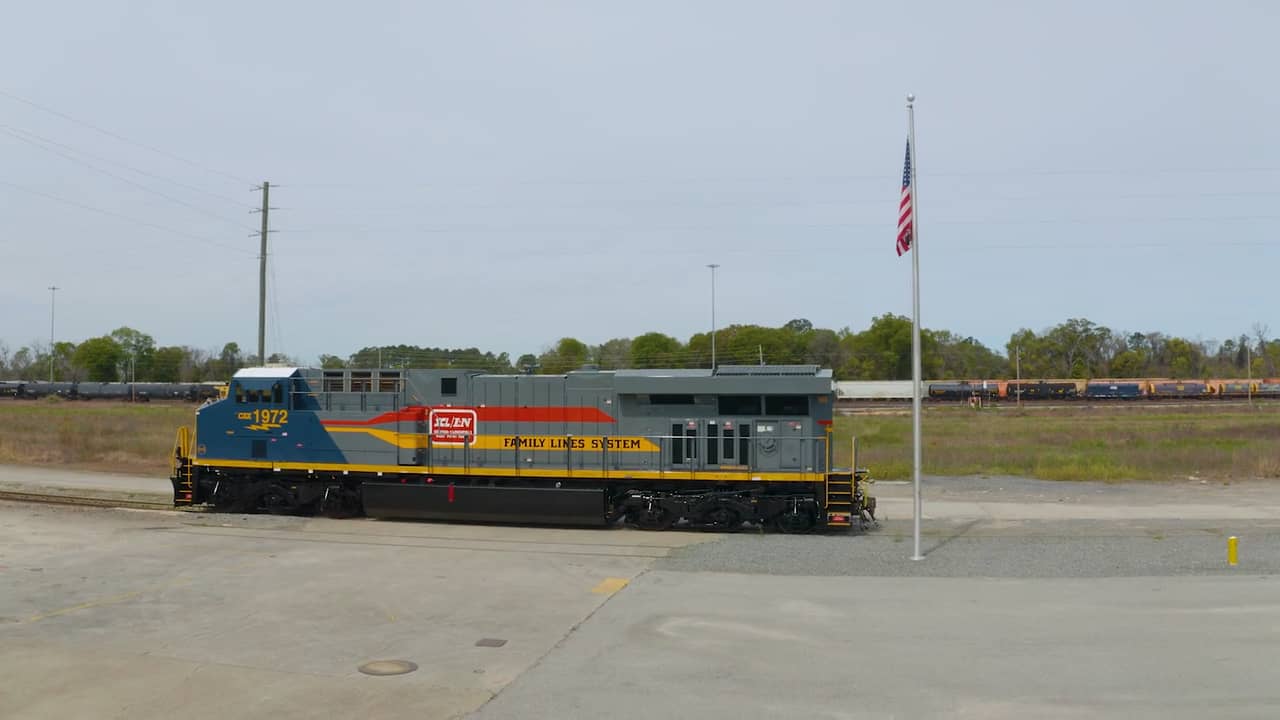 CSX Unveils Family Lines System Heritage Locomotive on Vimeo