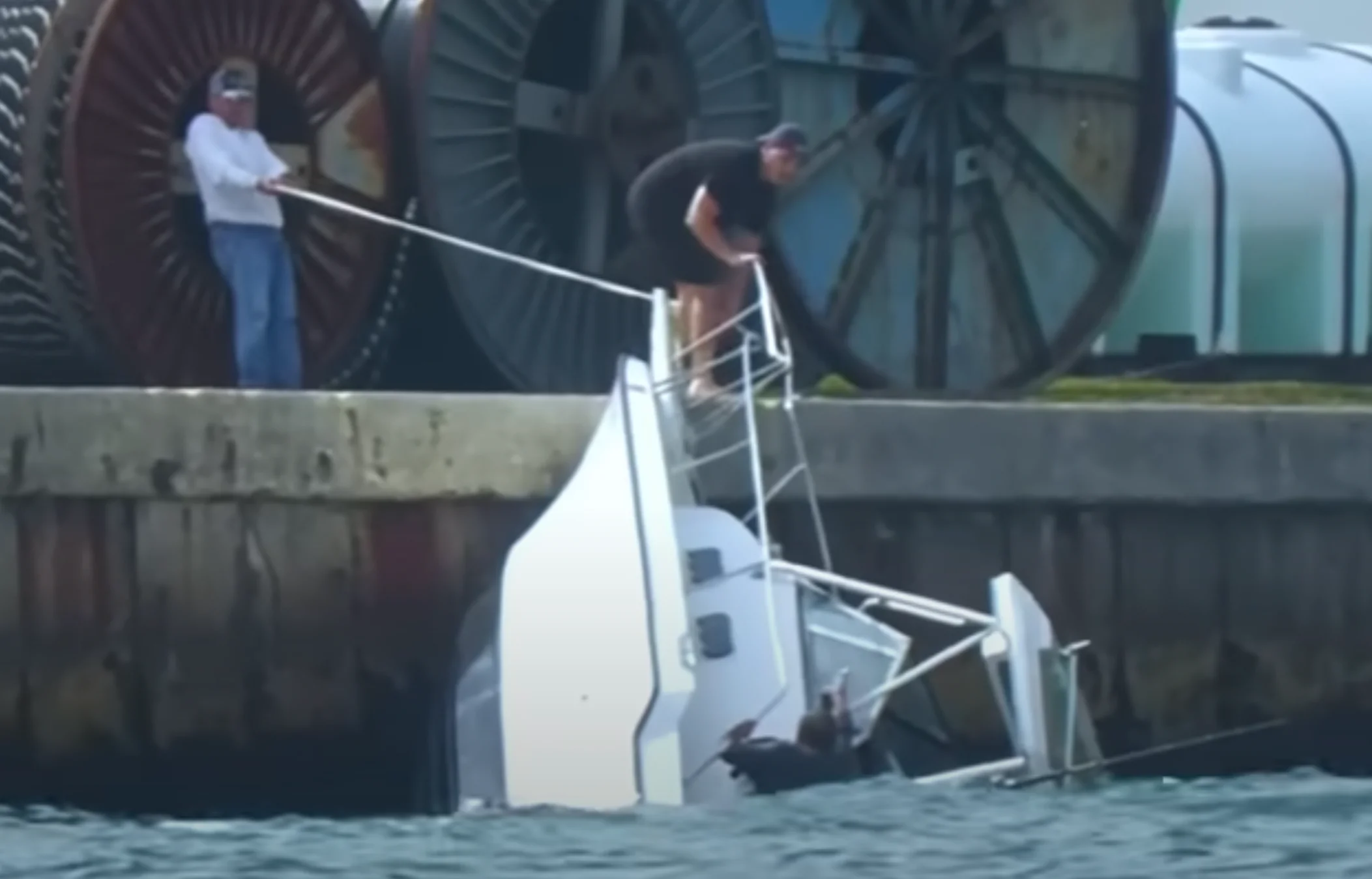 BOAT SINKING INSIDE THE INLET CAPTAIN HANGS ON Boats vs Haulover Inlet ...