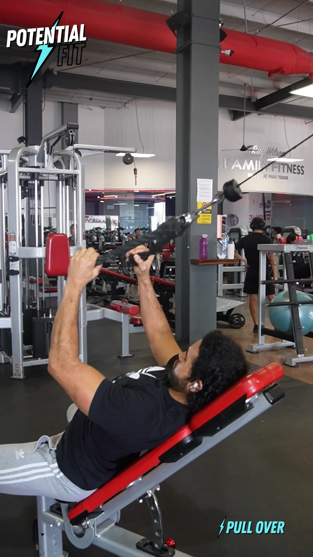 Pull over en banca inclinada con polea on Vimeo