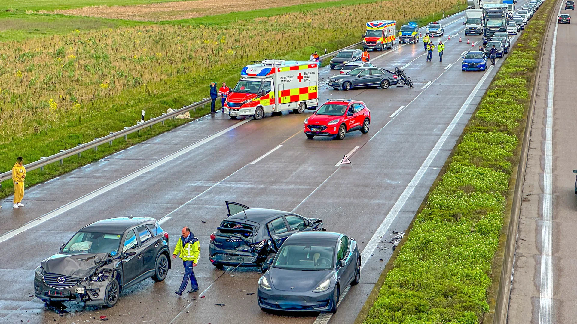 Mehrere Unfälle mit über 20 Fahrzeugen auf der A5 bei Achern on Vimeo
