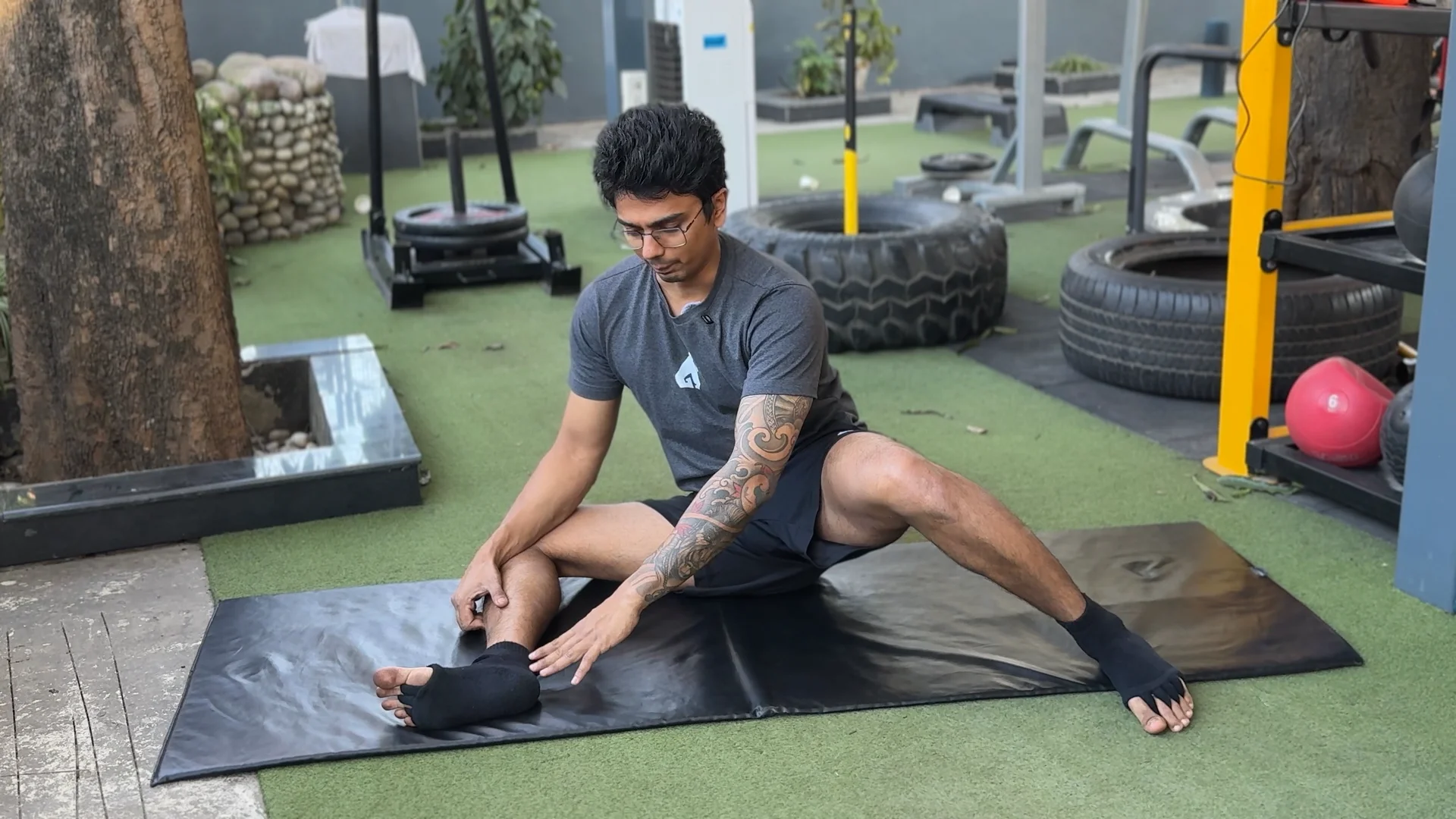 Hip external rotation in sitting