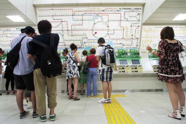 Commuters at Toyko Train Station on Vimeo