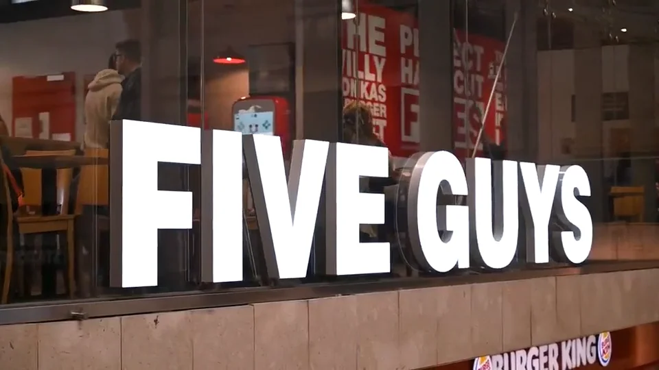 Five Guys nuova apertura stazione Milano on Vimeo