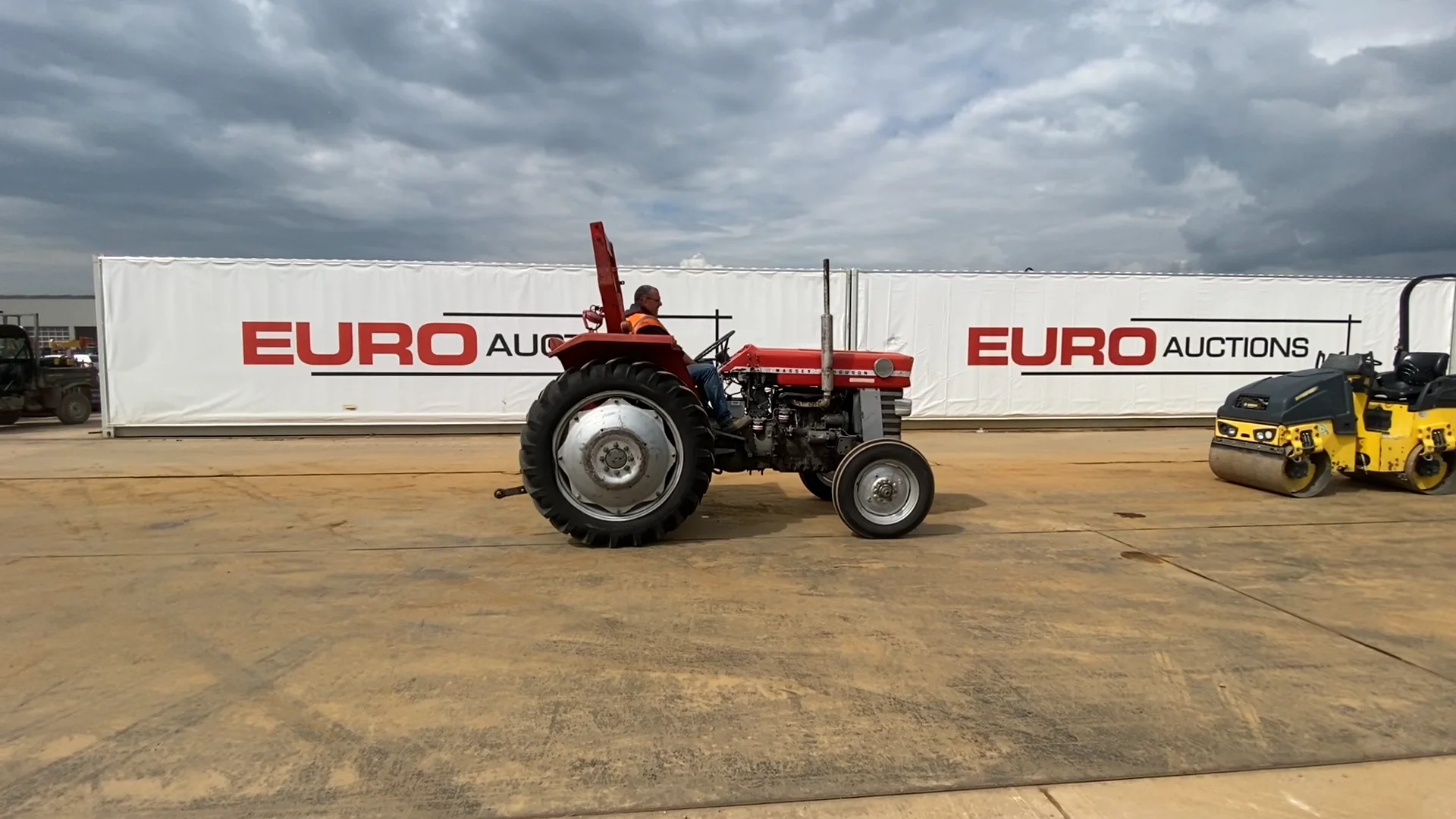 Massey Ferguson MF165 2WD Tractor - Dromore May 2024 on Vimeo