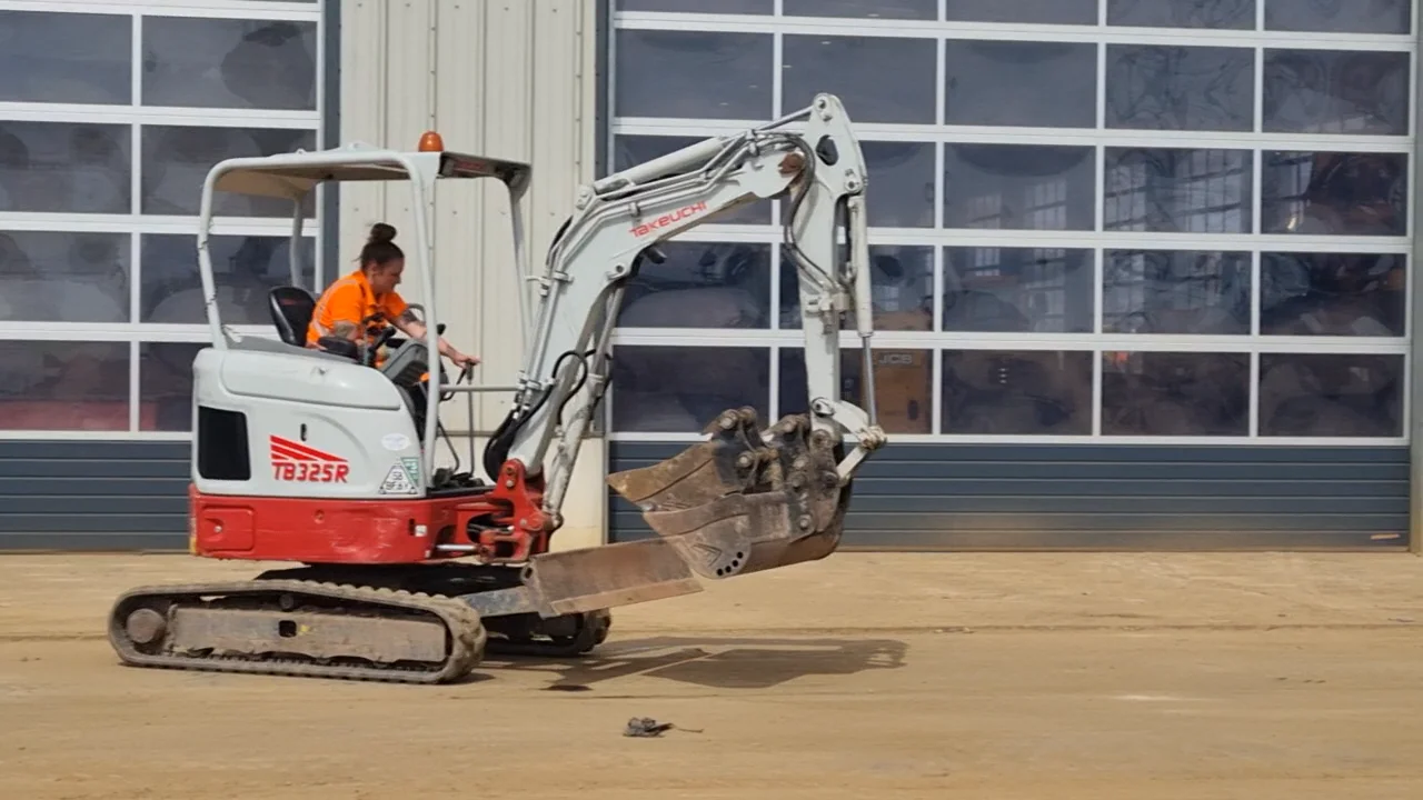 Takeuchi TB325R - Leeds June 24 on Vimeo