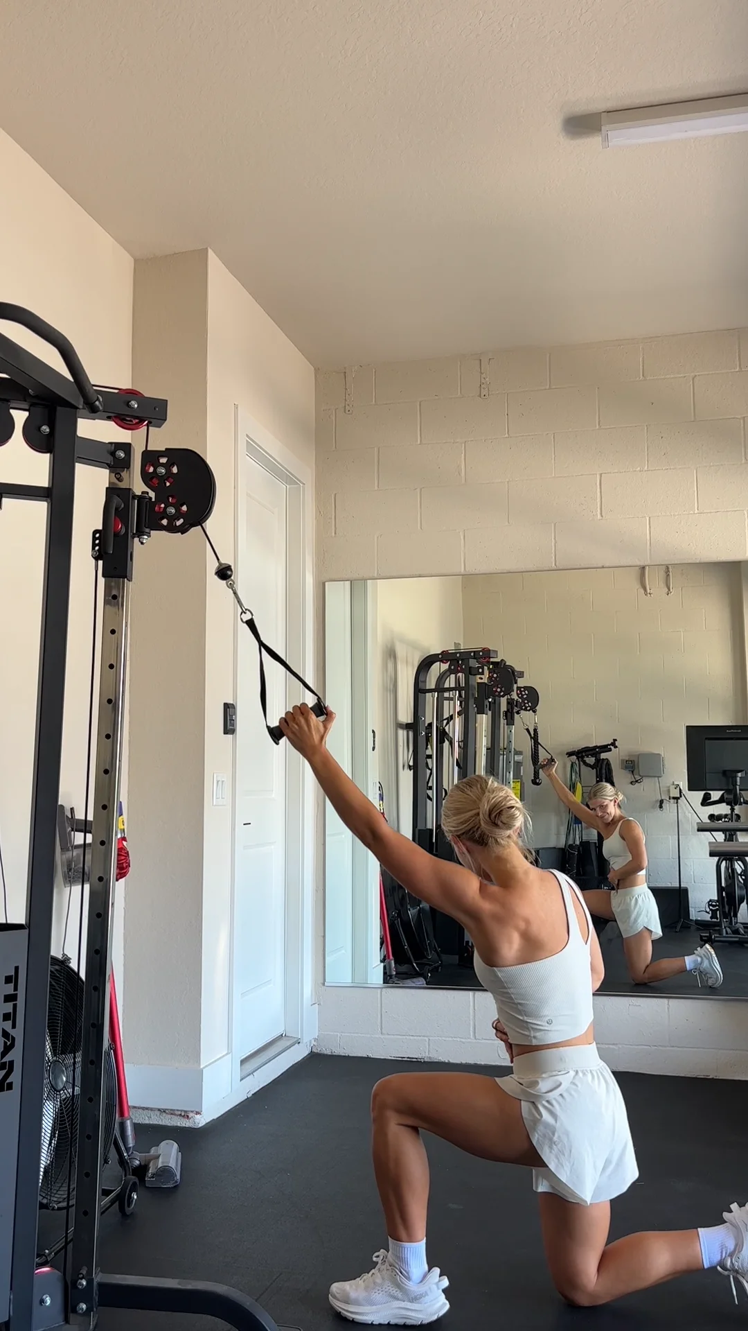 Single arm Cable Pulldown on Vimeo