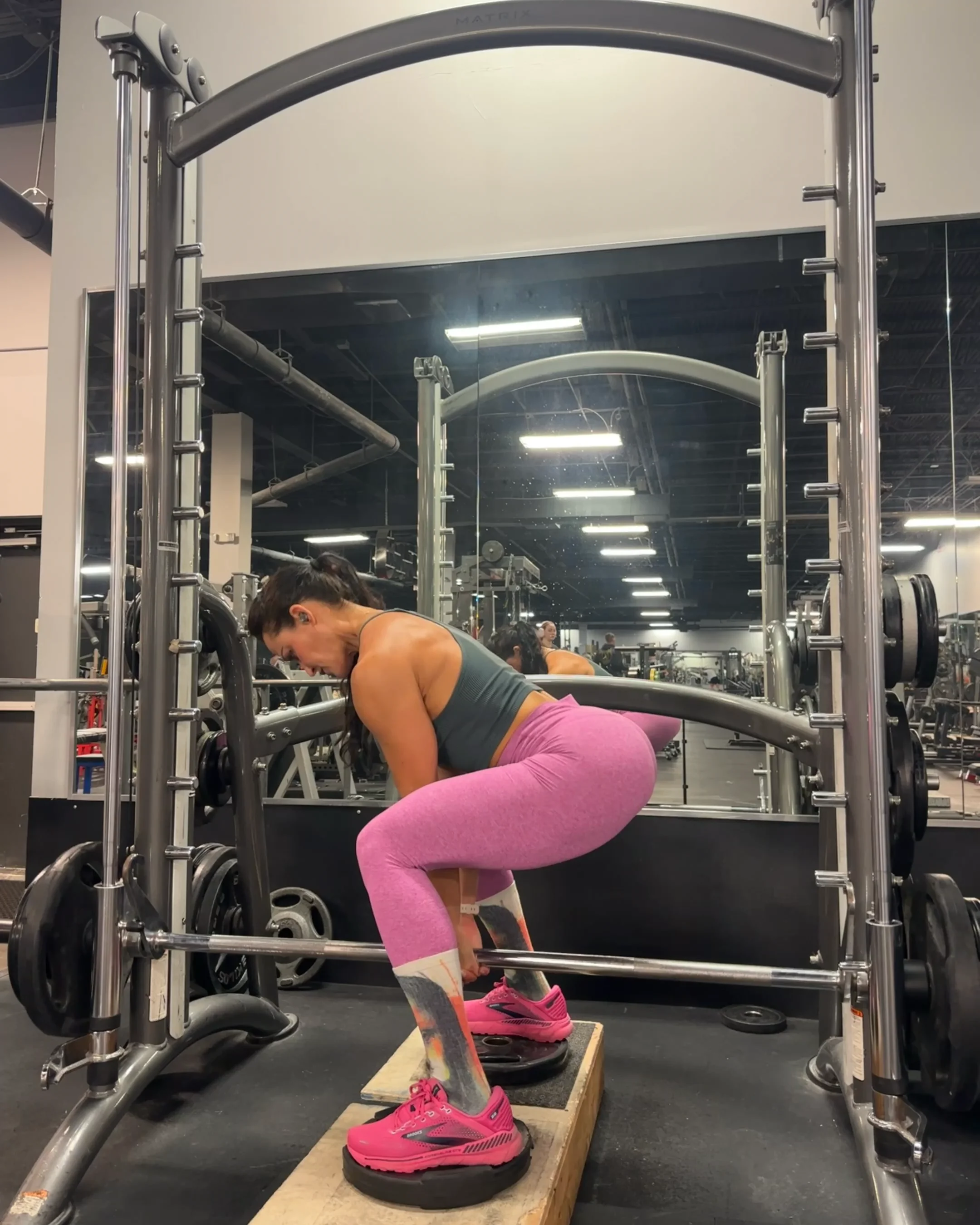 Straddle squat - Smith machine on Vimeo