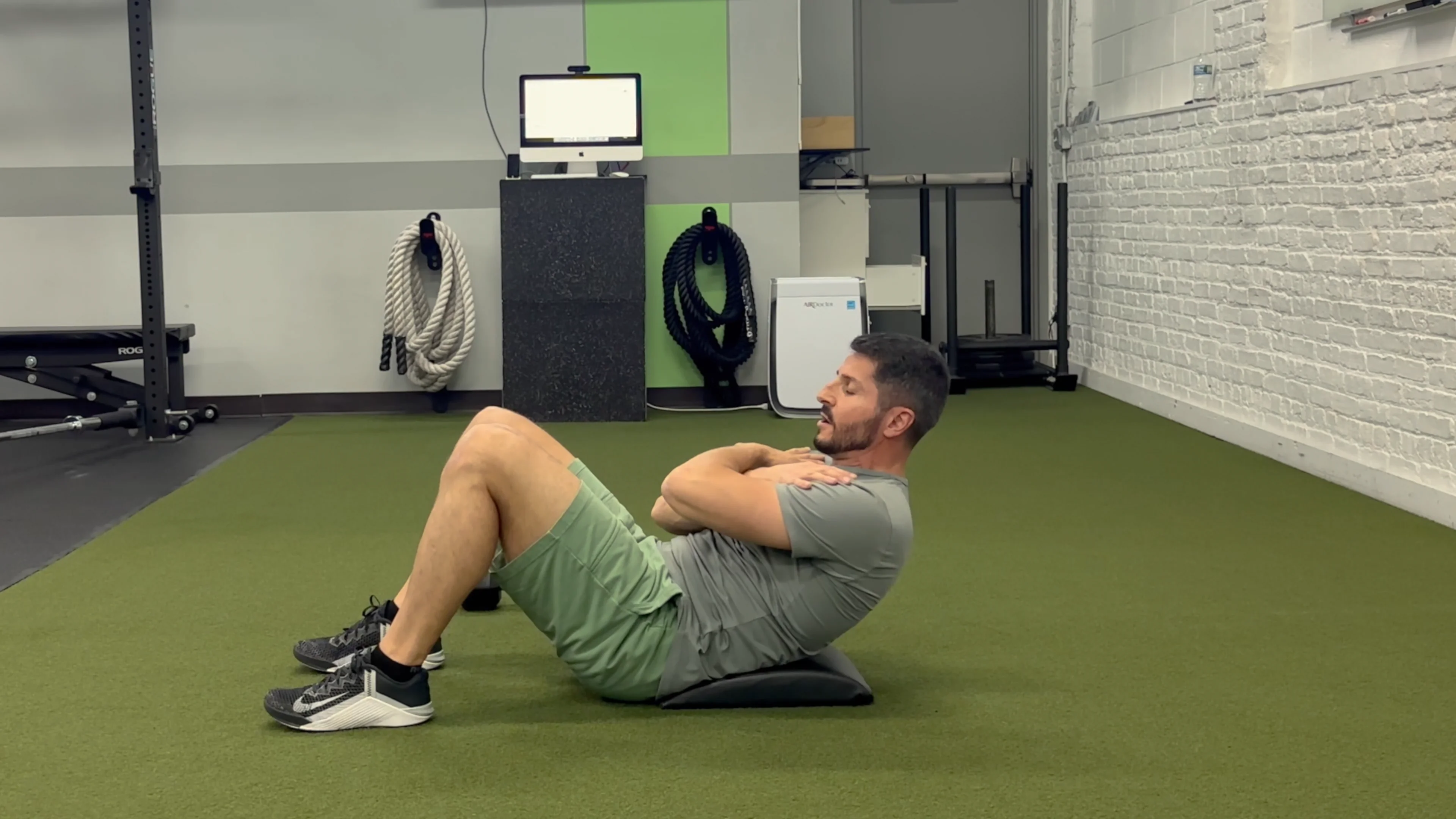 Ab Mat Crunches on Vimeo