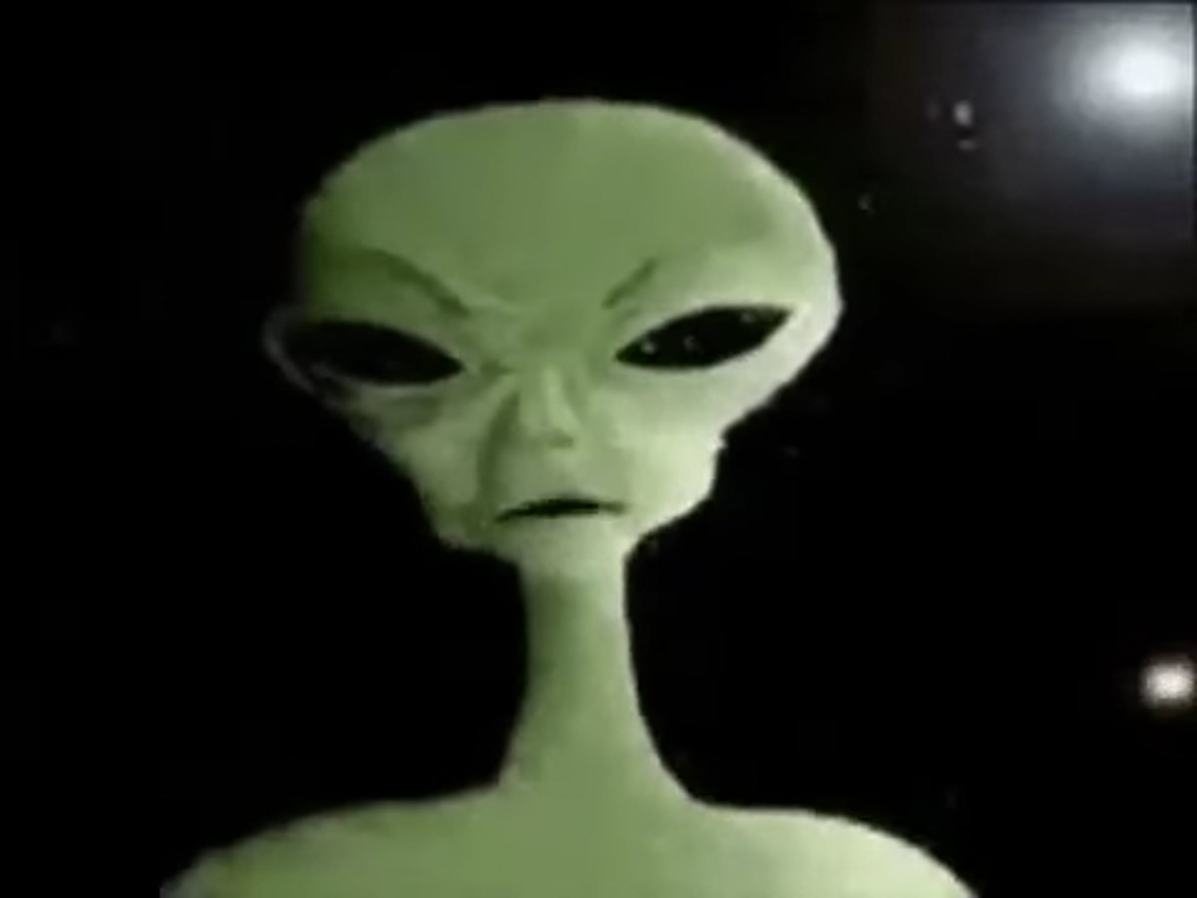 Green Alien Singing Just The Two Of Us (Full Edition) [URtqADoz9uA]