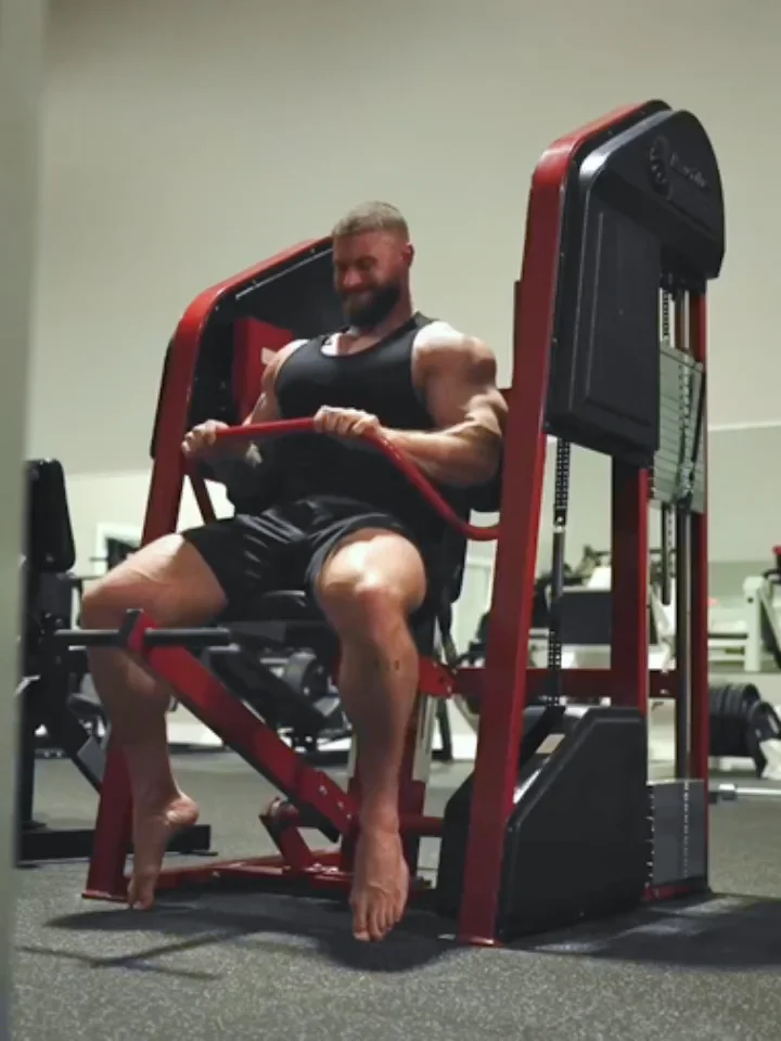 CBUM LAT PULL DOWN SEATED MACHINE GYM PROPIO BAREFOOT on Vimeo