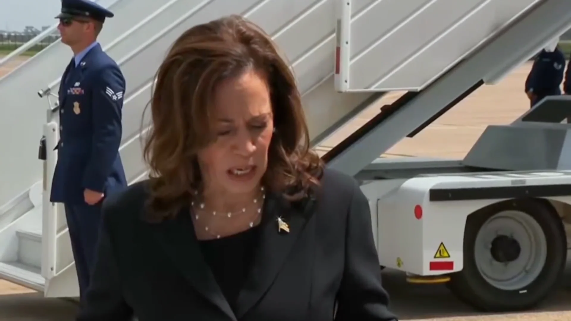 Press Gaggle: Kamala Harris Speaks to Reporters Before Air Force Two ...