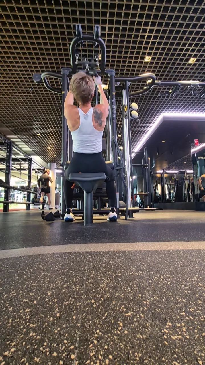 Triangle Grip Lat Pulldown